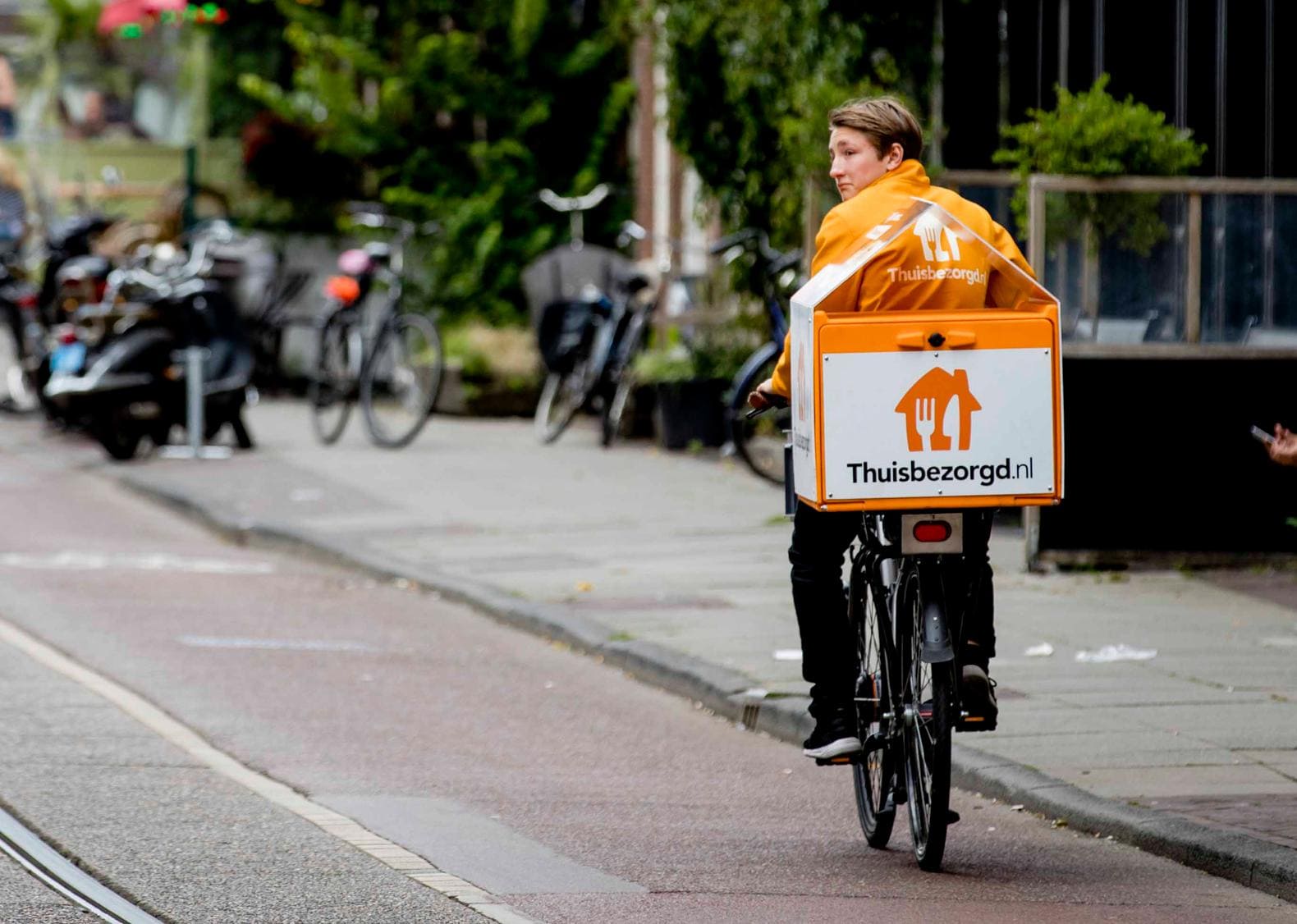 Werksituatie maaltijdbezorgers wordt concurrentiewapen | Het Parool