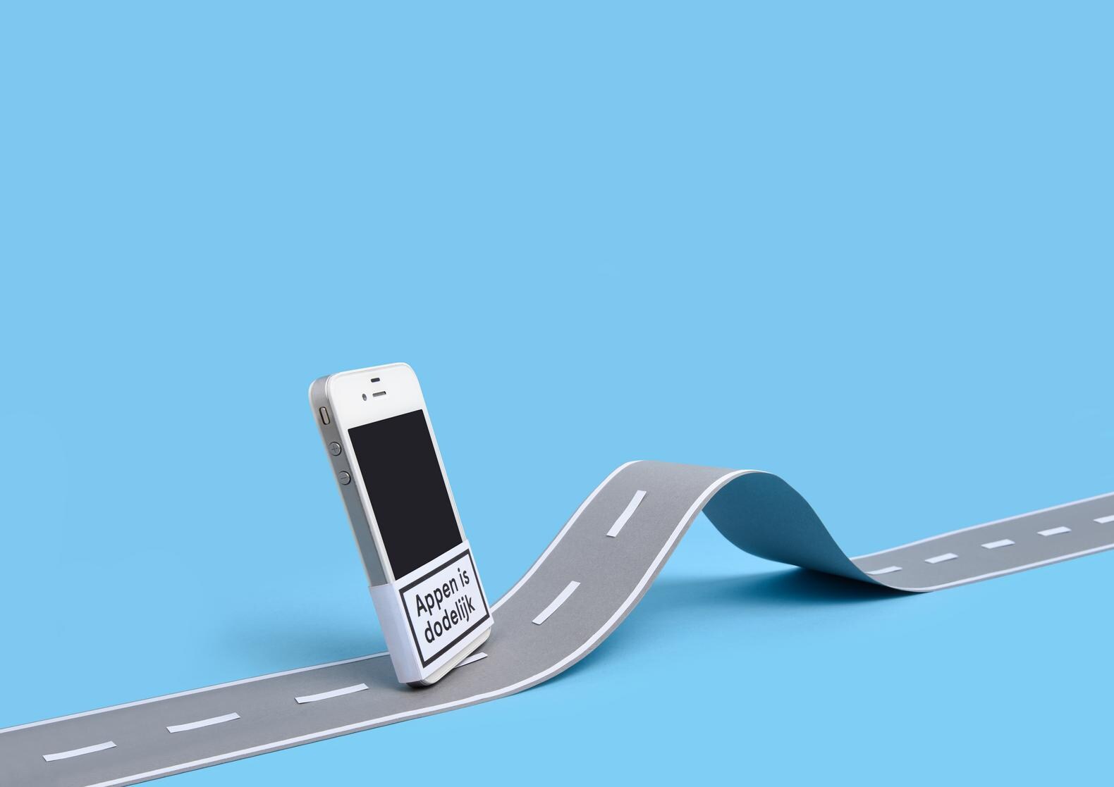 Telefoongebruik in het verkeer vinden we gevaarlijk, nu nog ermee ...