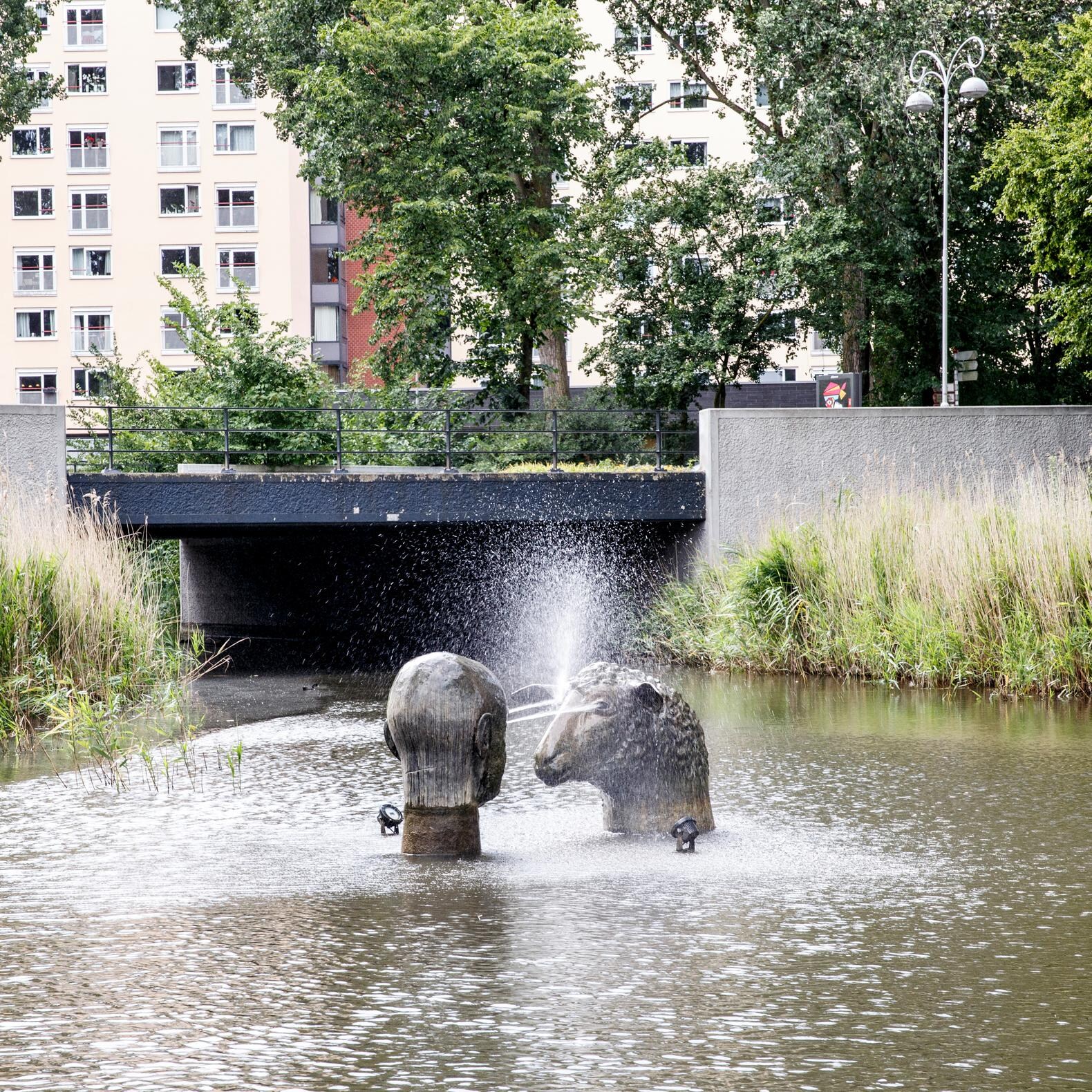 Man en schaap verbeelden miscommunicatie | Het Parool