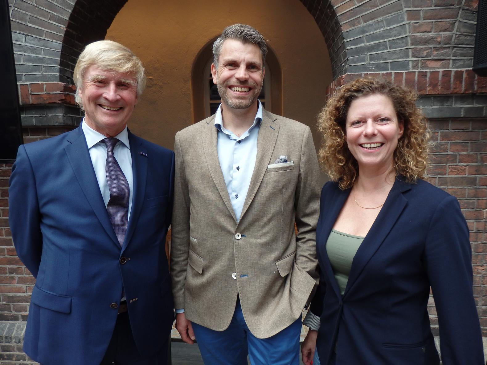 De gouverneur van Amsterdam doet het prima op een feestje | Het Parool
