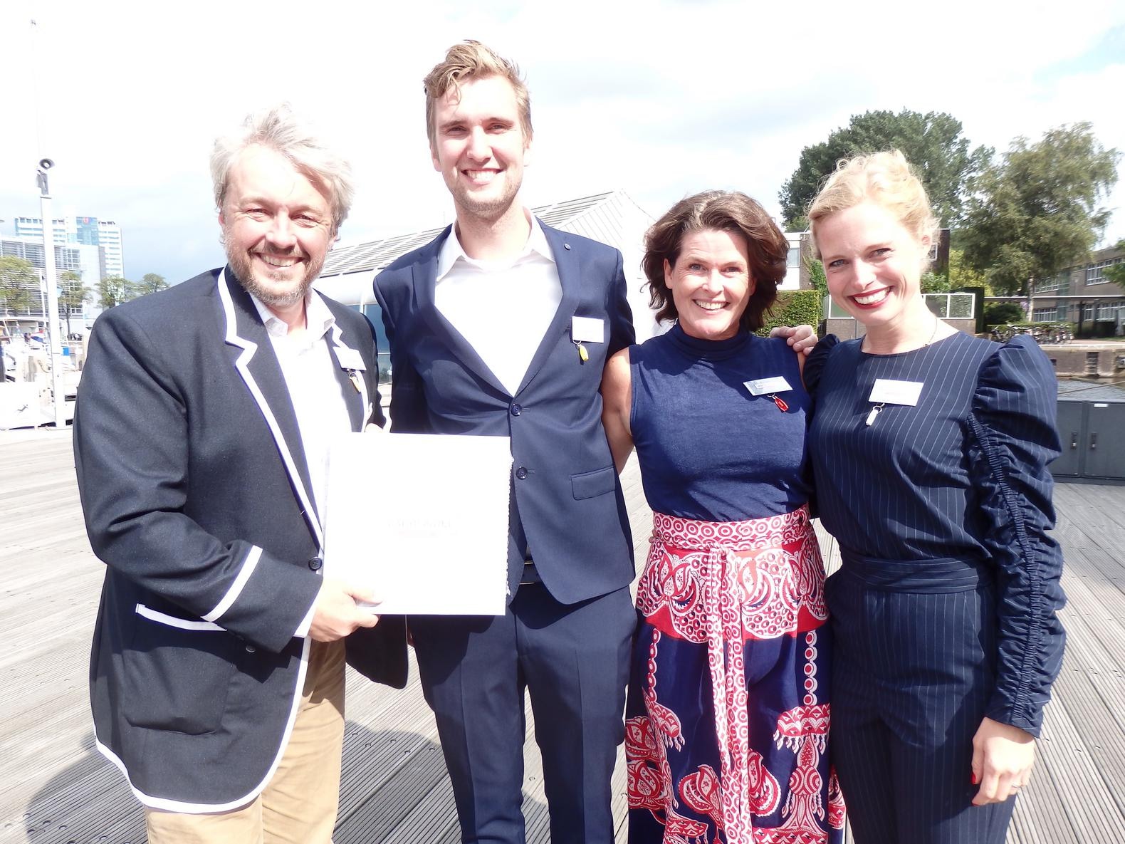 De gouverneur van Amsterdam doet het prima op een feestje | Het Parool