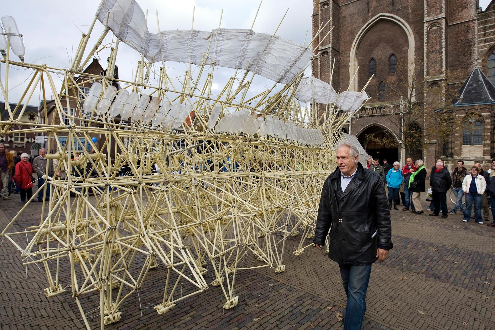 Theo Jansen kunstenaar van 2018 | Het Parool