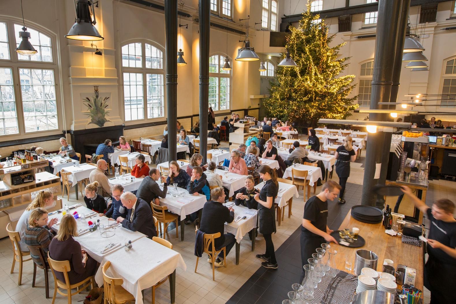 8 Amsterdamse restaurants waar je lekker lang kunt tafelen met een ...