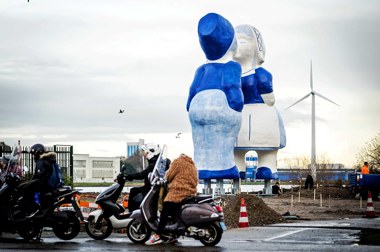 Kussende boer en boerin moeten toeristische trekpleister worden | Het ...