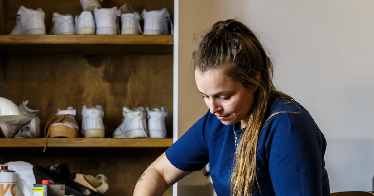 De schoenmaakster houdt zich bij haar leest | Het Parool