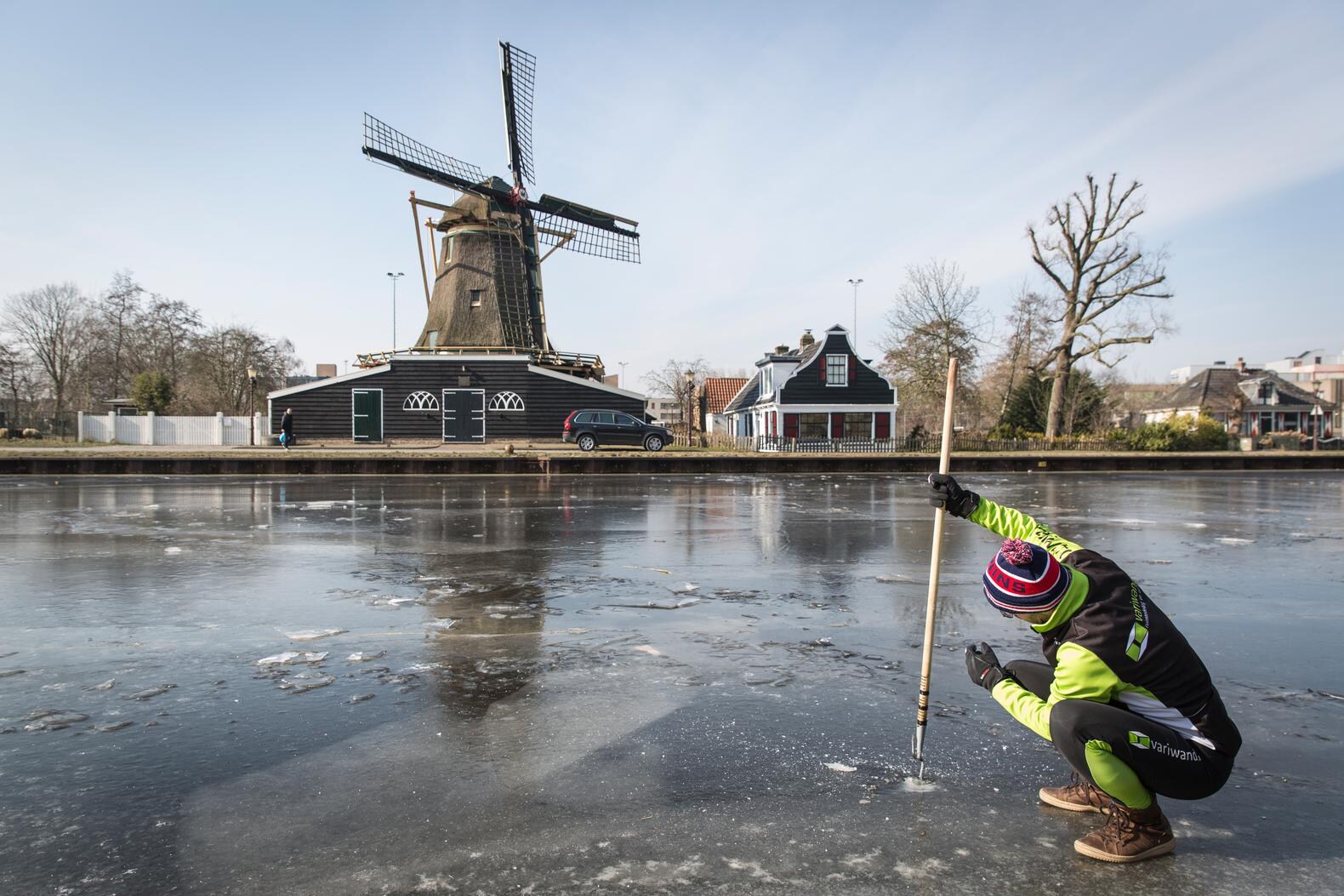 Op zoek naar schaatslocaties met ijsmeester Bob Maas | Het Parool