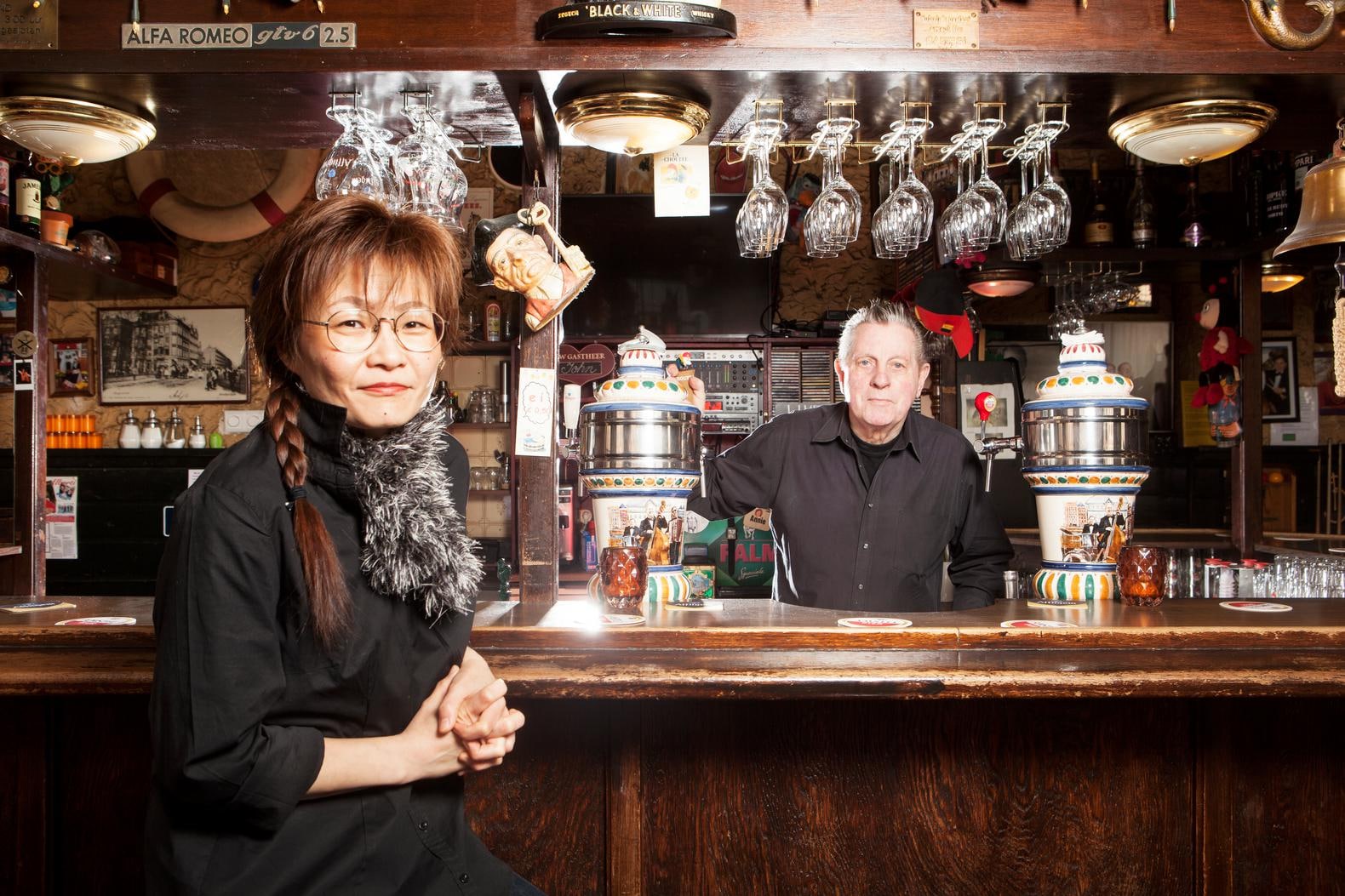 Deze Amsterdammers staan al meer dan een halve eeuw achter de bar | Het ...