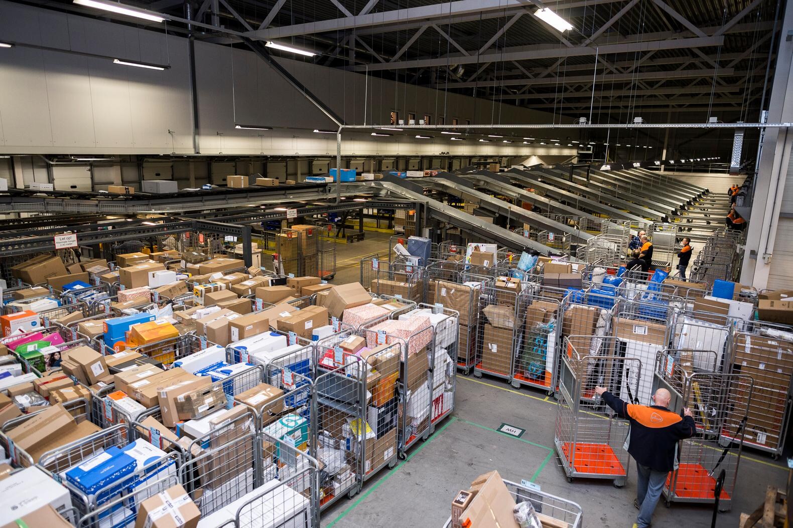 Nieuw distributiecentrum PostNL in Duivendrecht | Het Parool