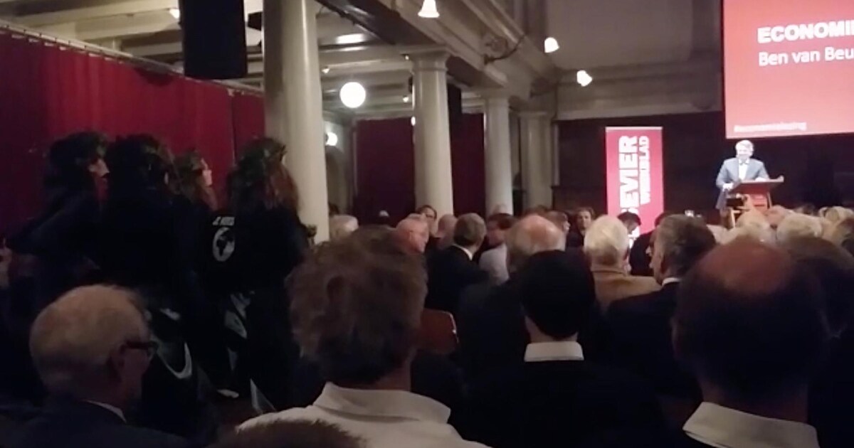 Activisten verstoren lezing Shelltopman in De Rode Hoed | Het Parool