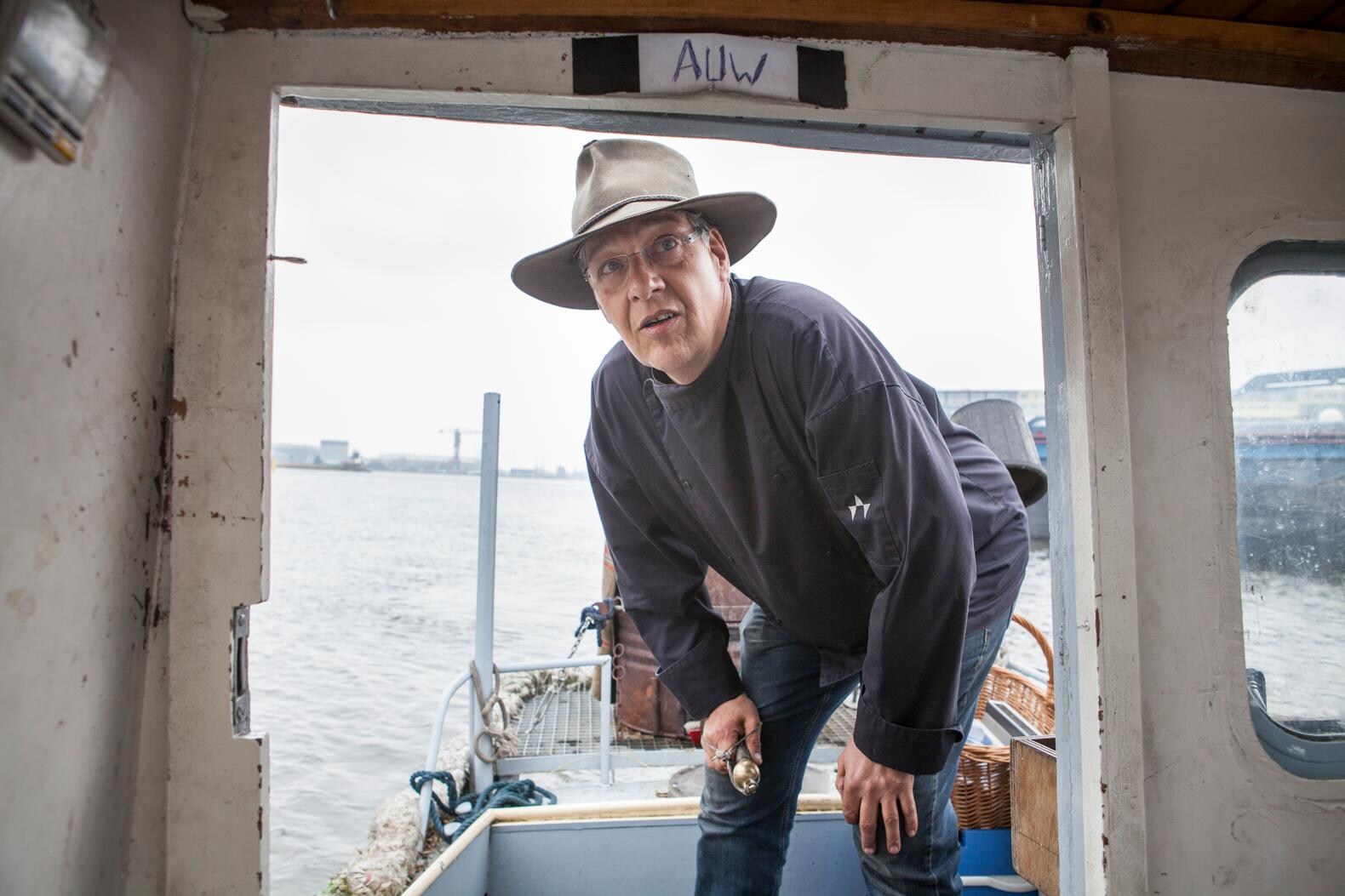 Bas Oosterbaan vaart met kilo's paling door de grachten | Het Parool