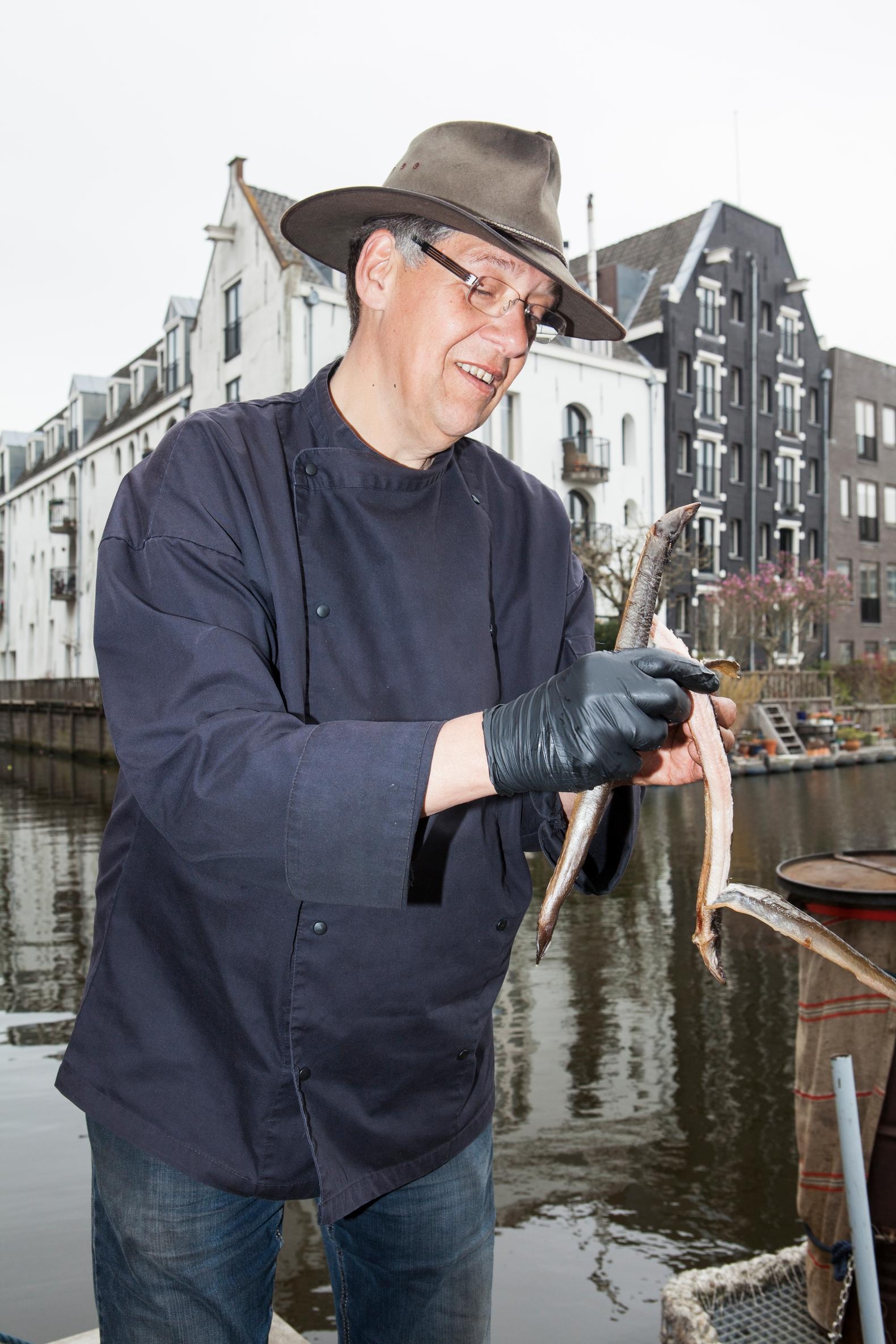 Bas Oosterbaan vaart met kilo's paling door de grachten | Het Parool