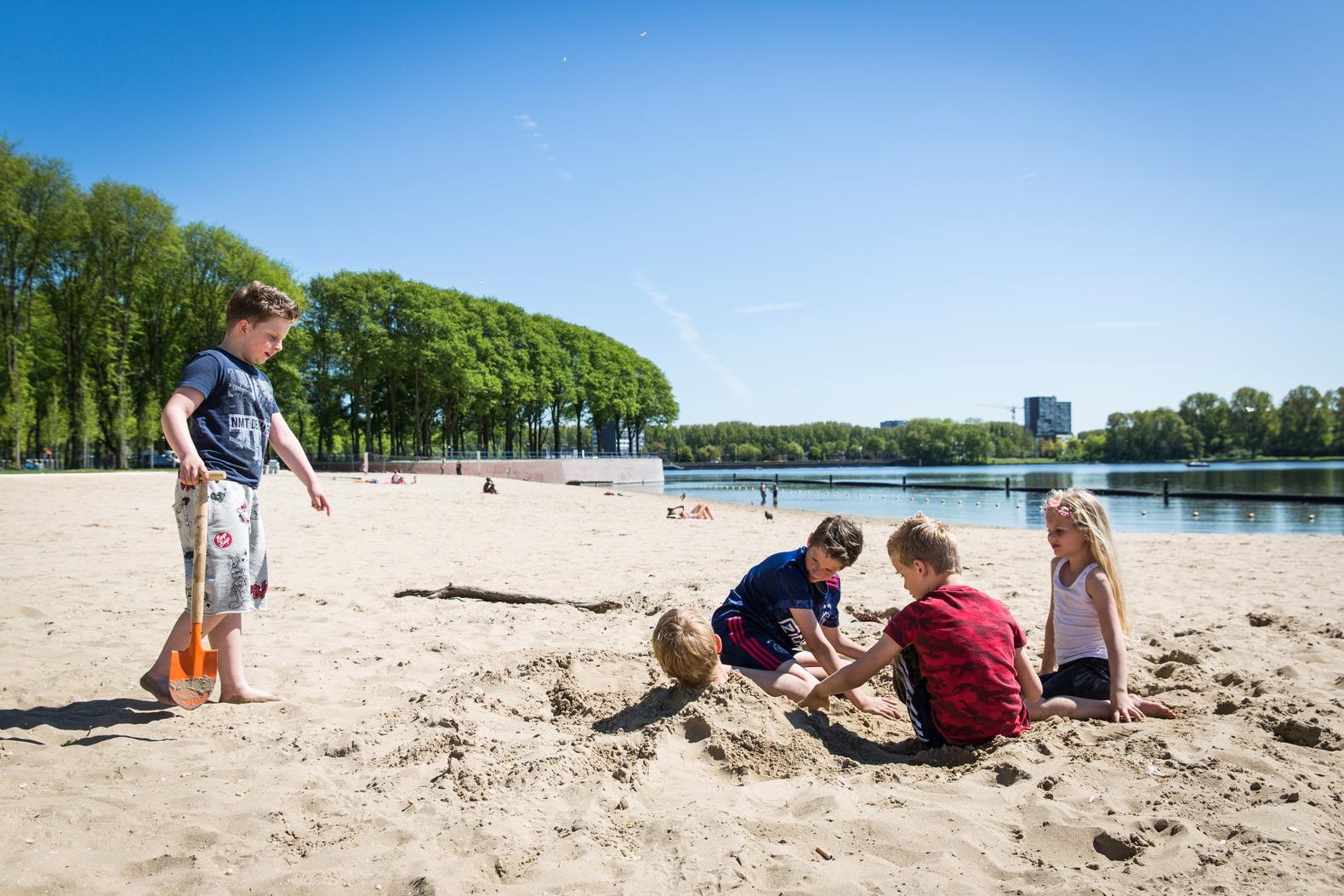 Sloterplas: zwemmen kan zolang terugslag uitblijft | Het Parool