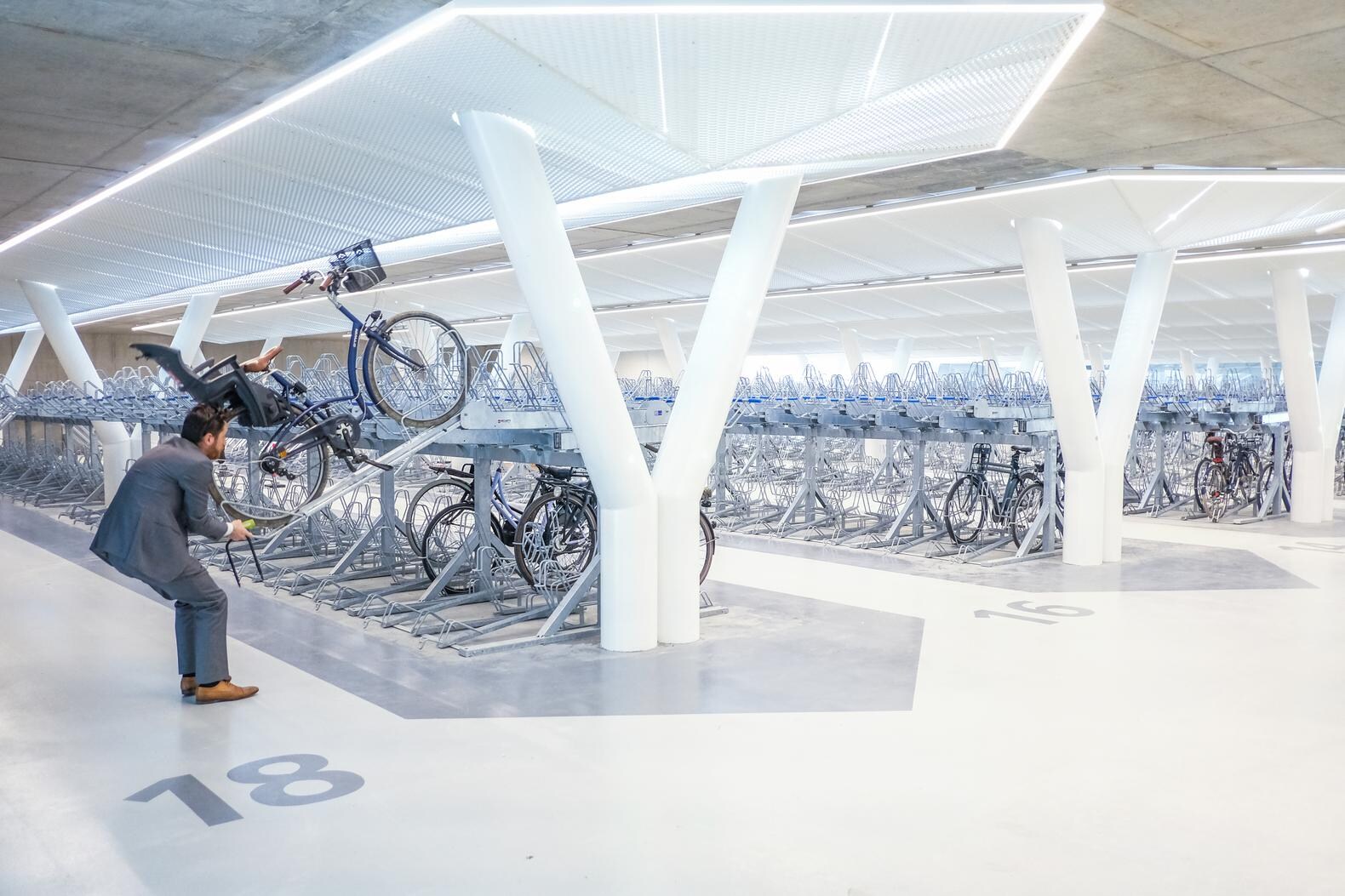 Inzuigen en uitspugen: fietsenstalling 3.0 op de Zuidas | Het Parool