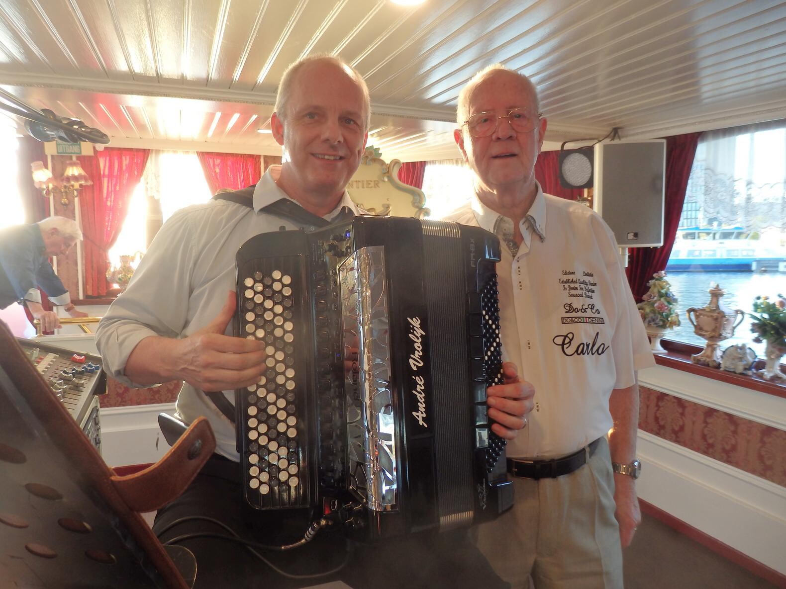 Als je met dit weer moet werken, dan maar op een bootje | Het Parool