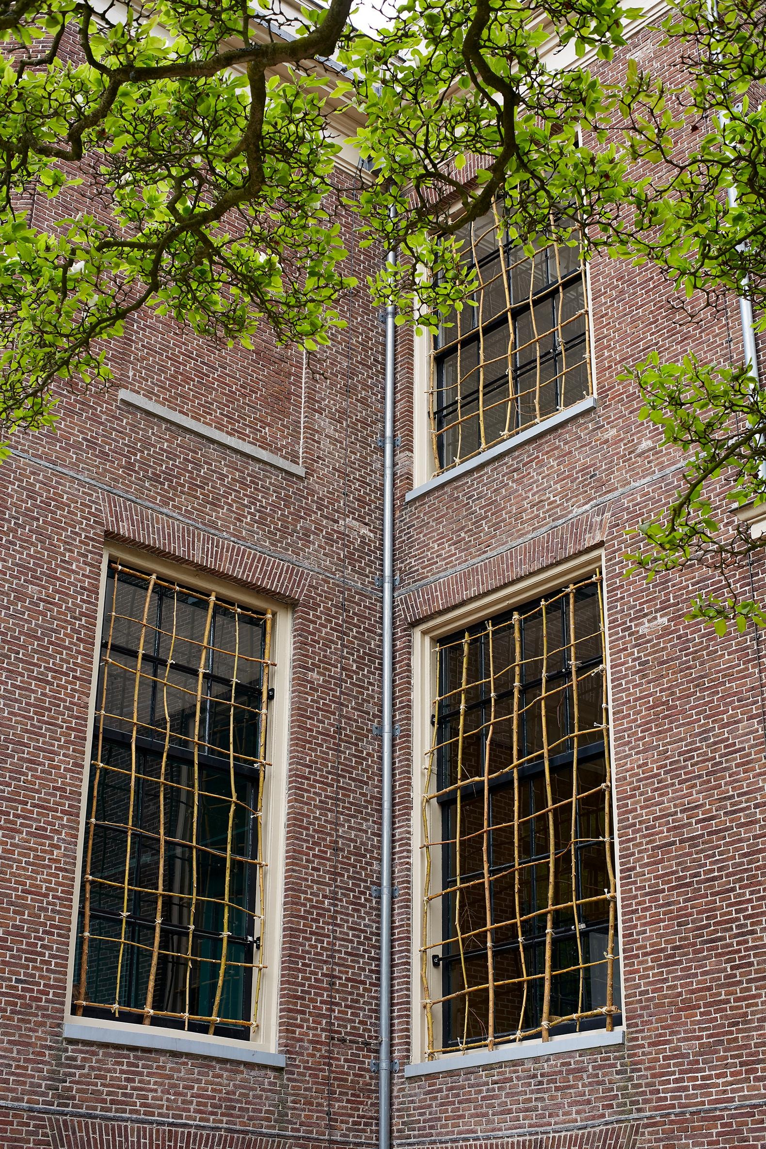 Huize Frankendael omsingeld door kunstwerken | Het Parool