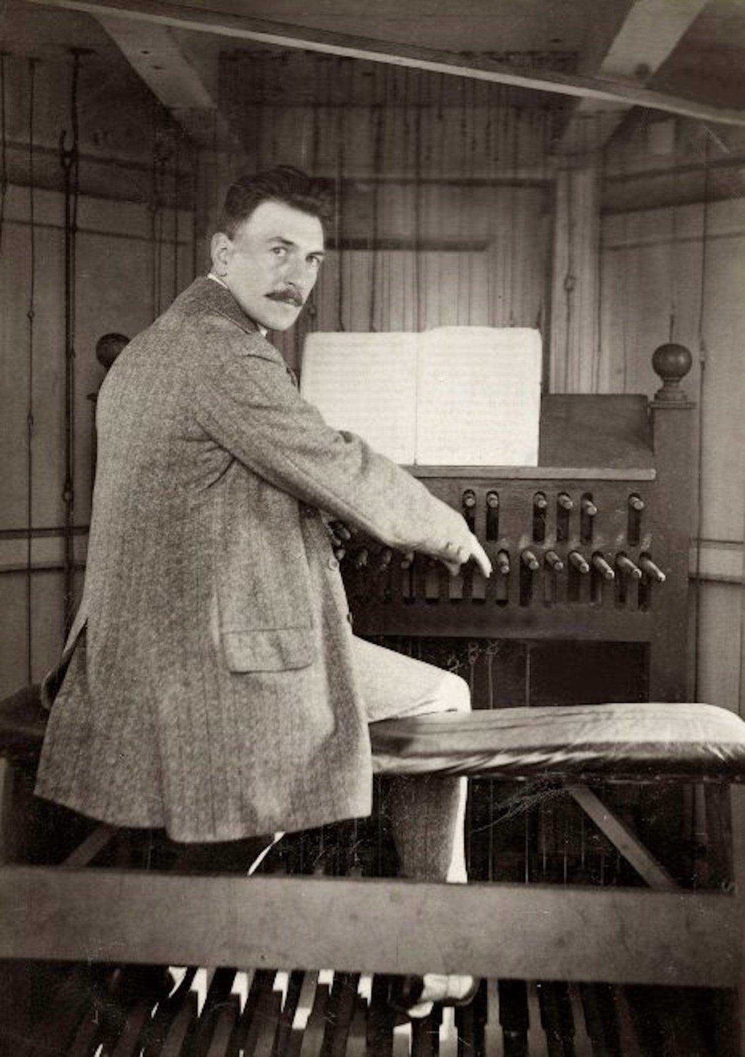 Wie maakte bronzen klokken van het Paleis op de Dam? | Het Parool