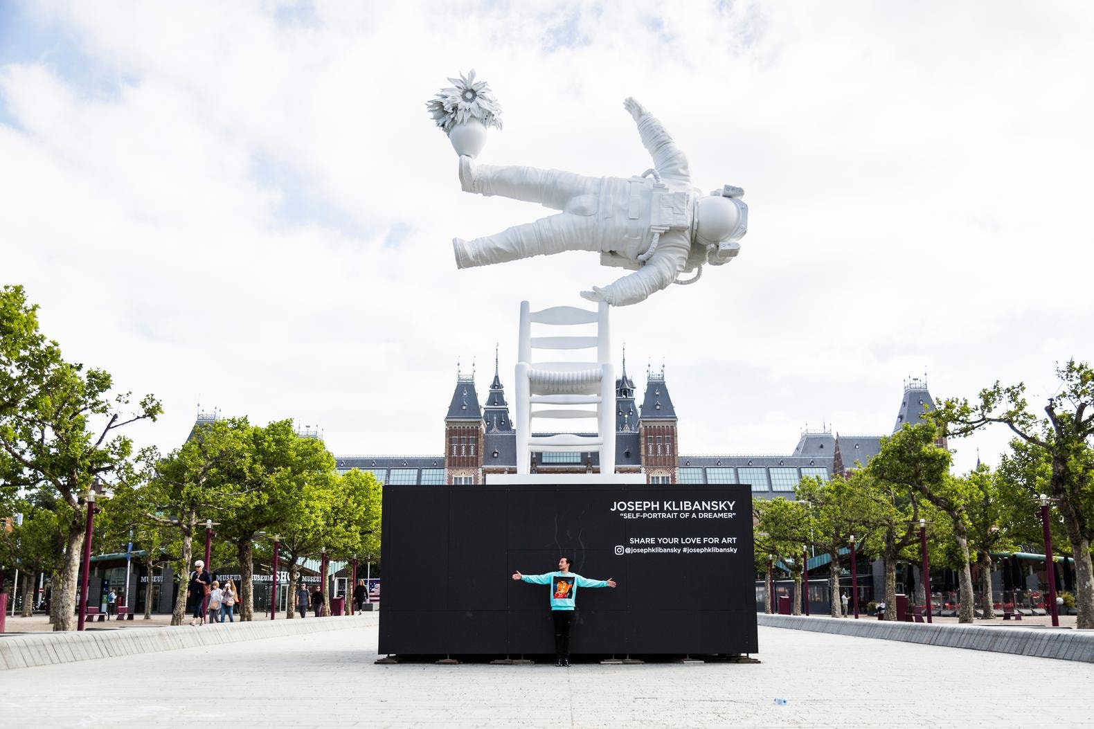 'De Astronaut' geland op Museumplein | Het Parool