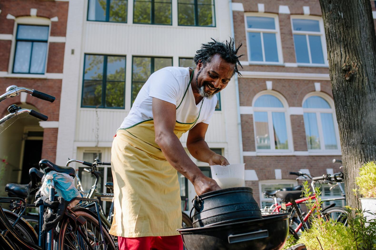 Oud-lijfwacht van Mandela kookt op Nieuwe Achtergracht | Het Parool