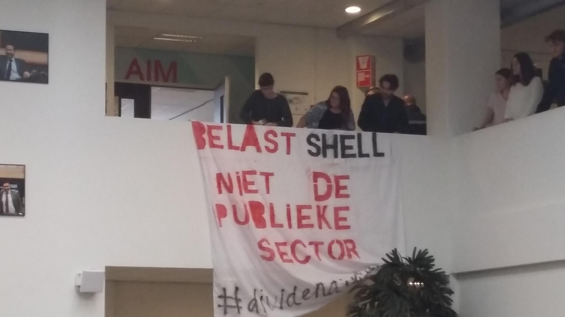 Interview Shell-directeur op UvA verstoord door activisten | Het Parool