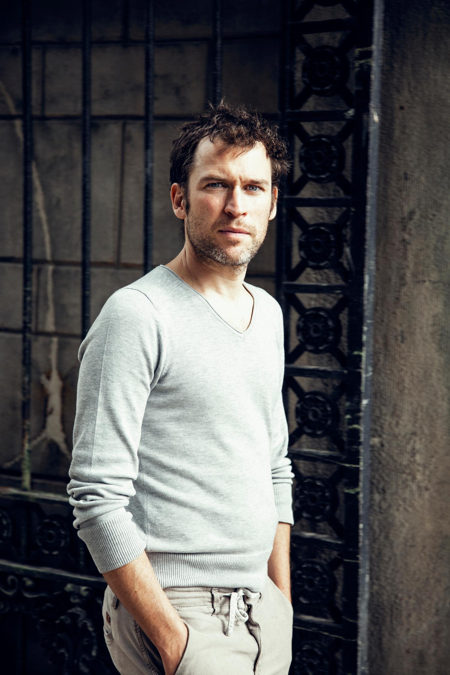 Debutant Daniël Samkalden: 'Moet je je wel afvragen wie je werkelijk ...