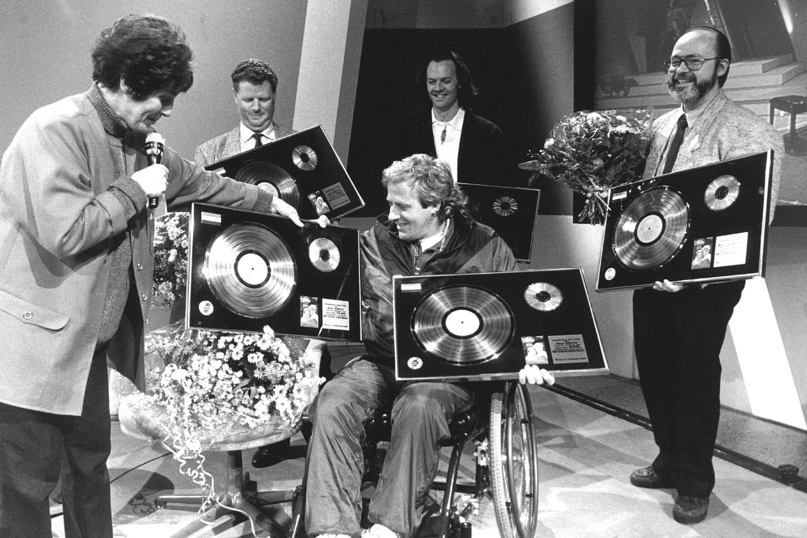 Koos Alberts (1947-2018): Pijn kreeg de volkszanger er niet onder | Het ...