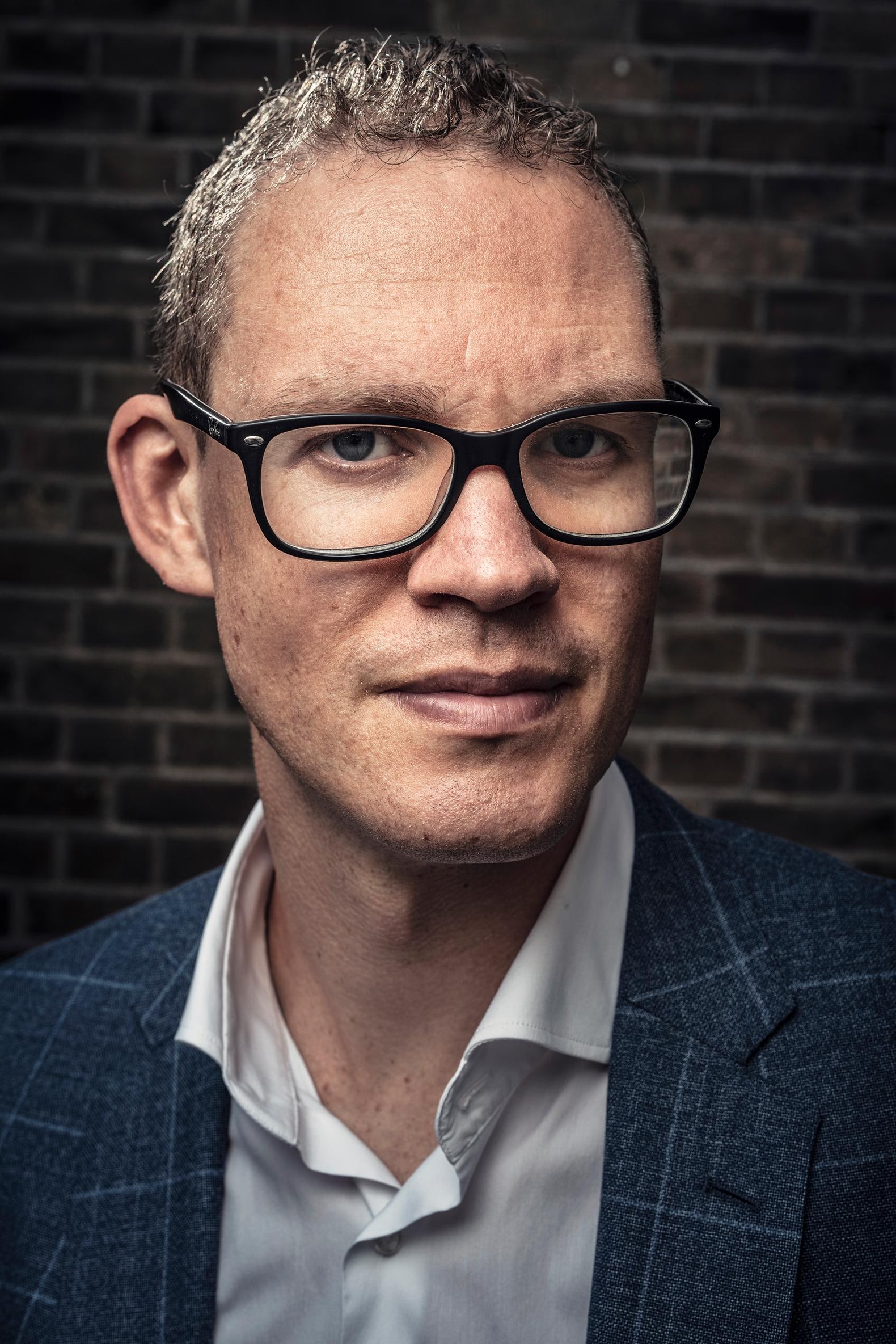 Tim Fransen: 'De lach is de beste reactie op ons absurde leven' | Het ...