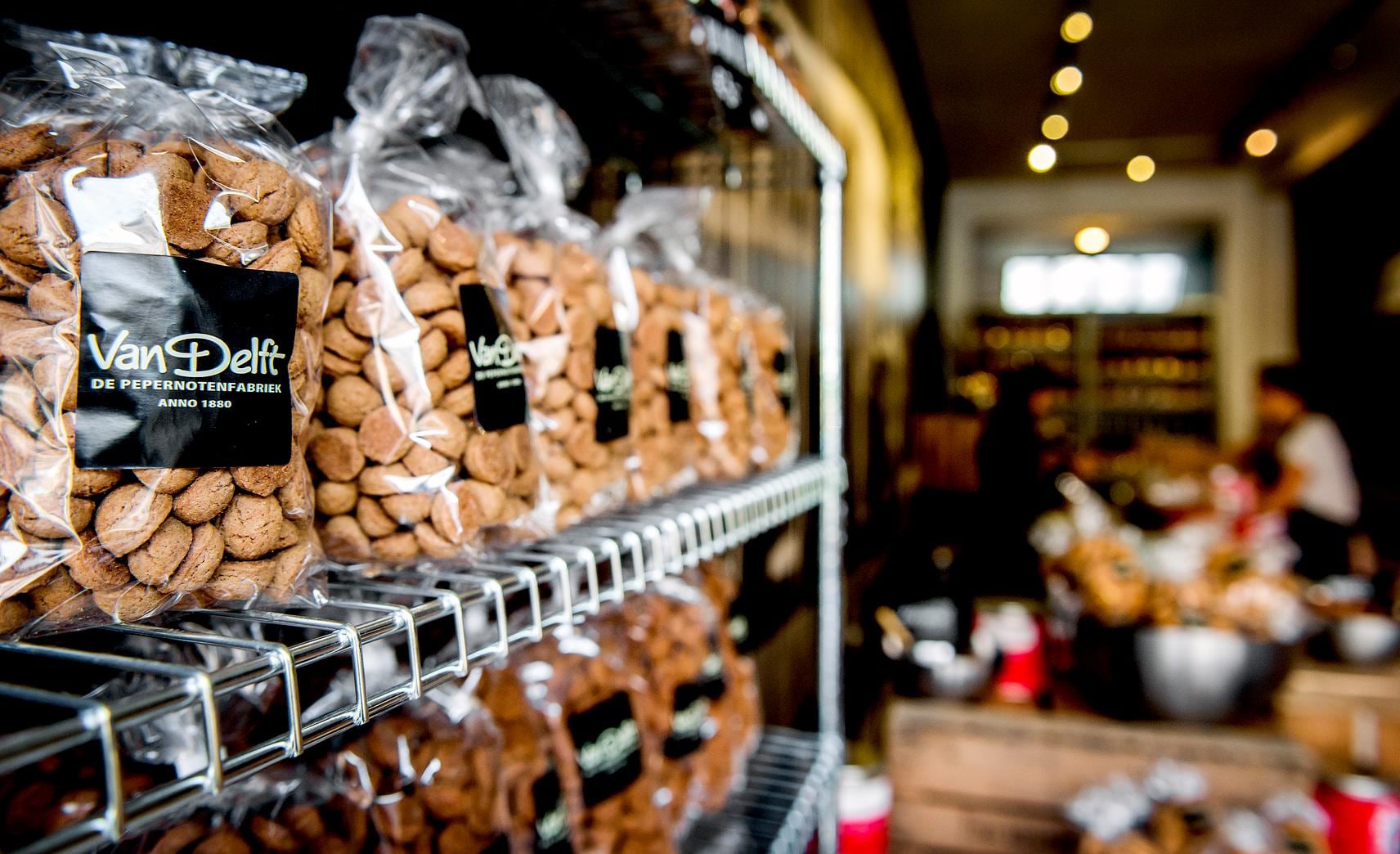 Klachten om pepernoten met 'VOC-kruiden' | Het Parool