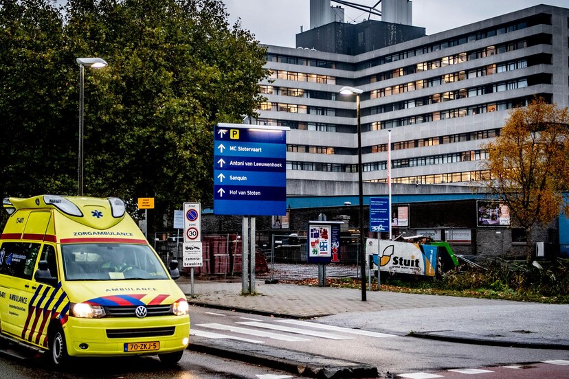 Amsterdam laat schuldeisers MC Slotervaart bungelen | Het Parool