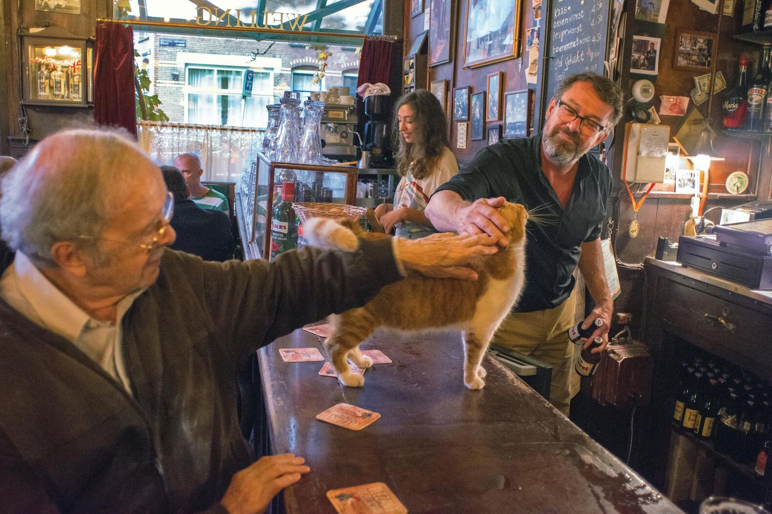 Café Welling is de ultieme huiskamer van Zuid | Het Parool