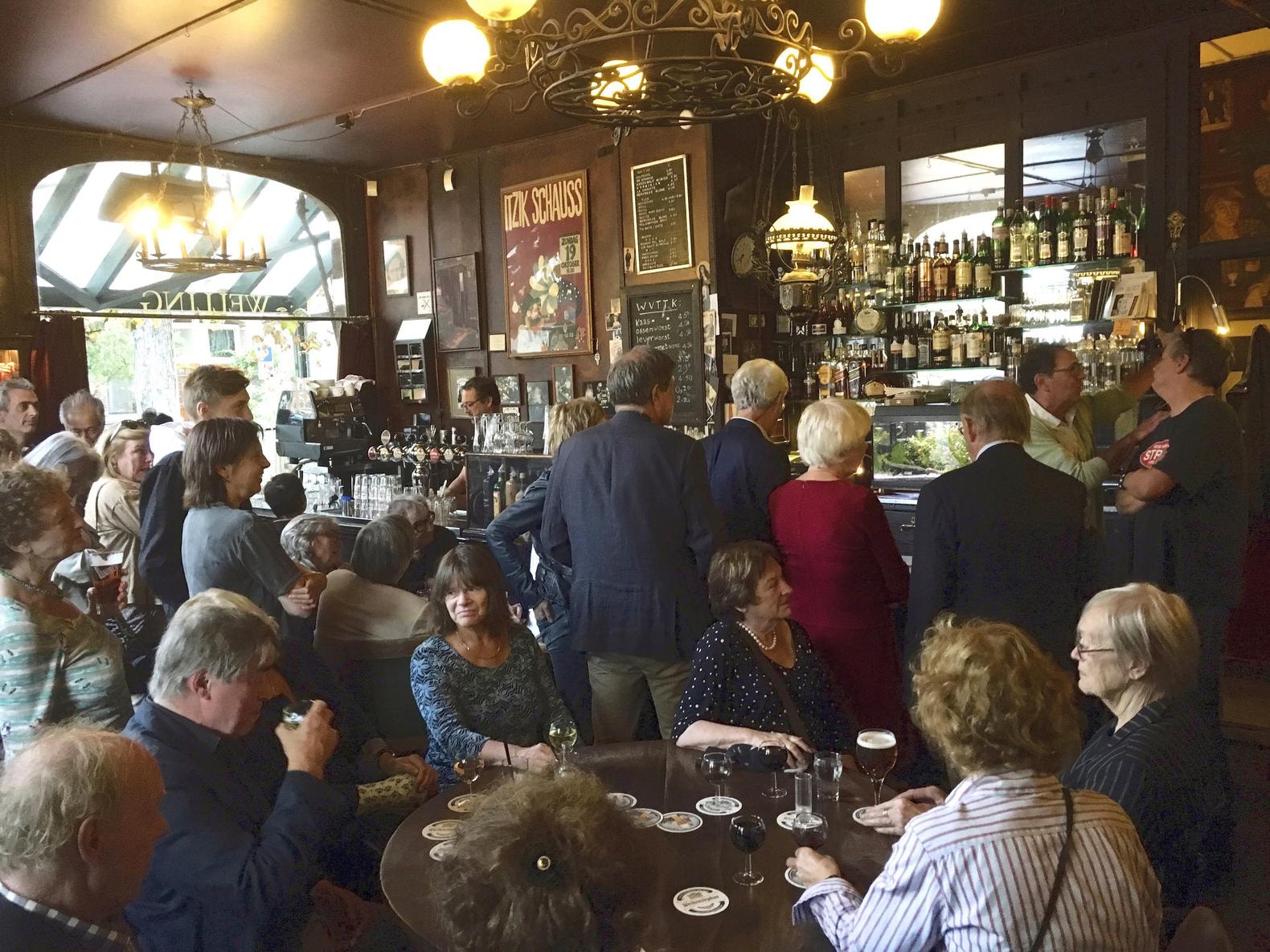 Café Welling is de ultieme huiskamer van Zuid | Het Parool