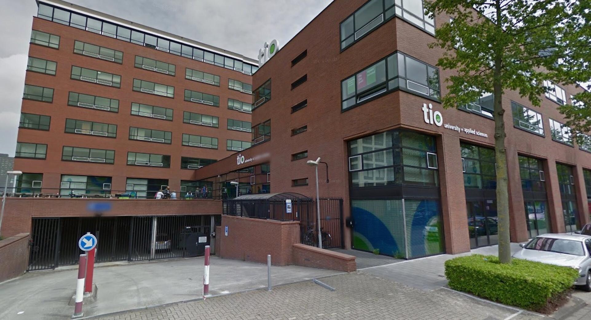 Docent TIO ontslagen na zoenen met student | Het Parool