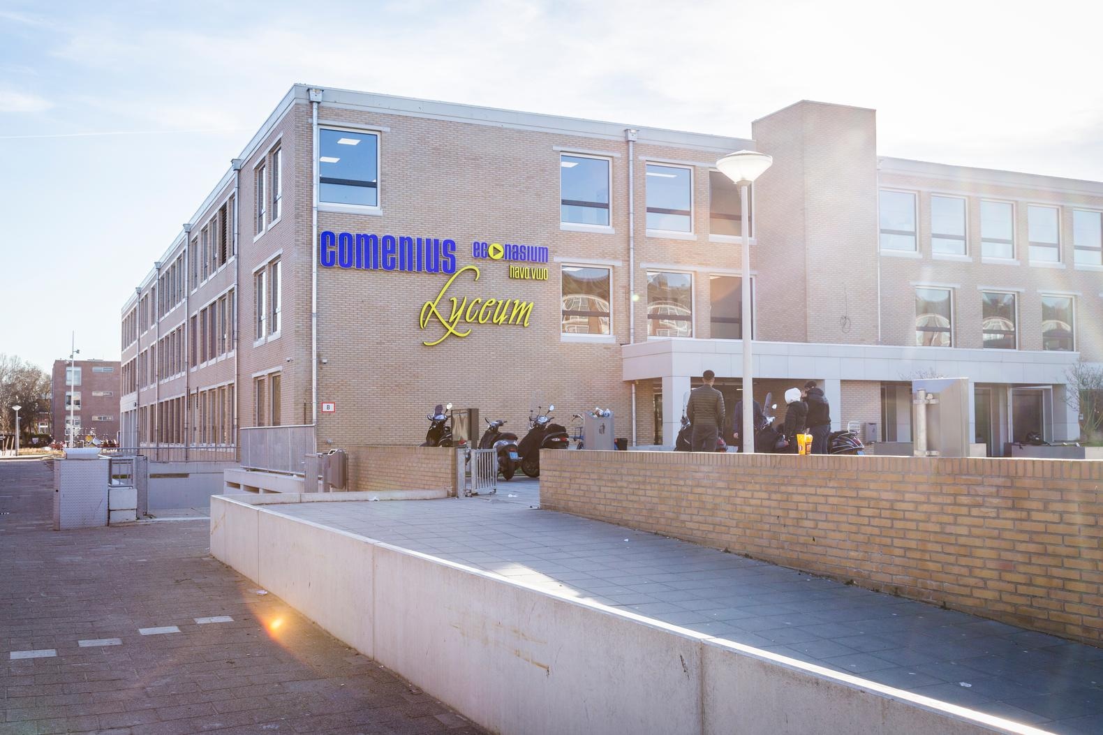 Leraar biologie Comenius Lyceum voegt goede antwoorden toe bij examens ...