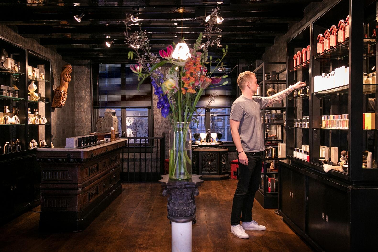 In parfumerie De Snuifduif kun je lekker rondsnuffelen | Het Parool