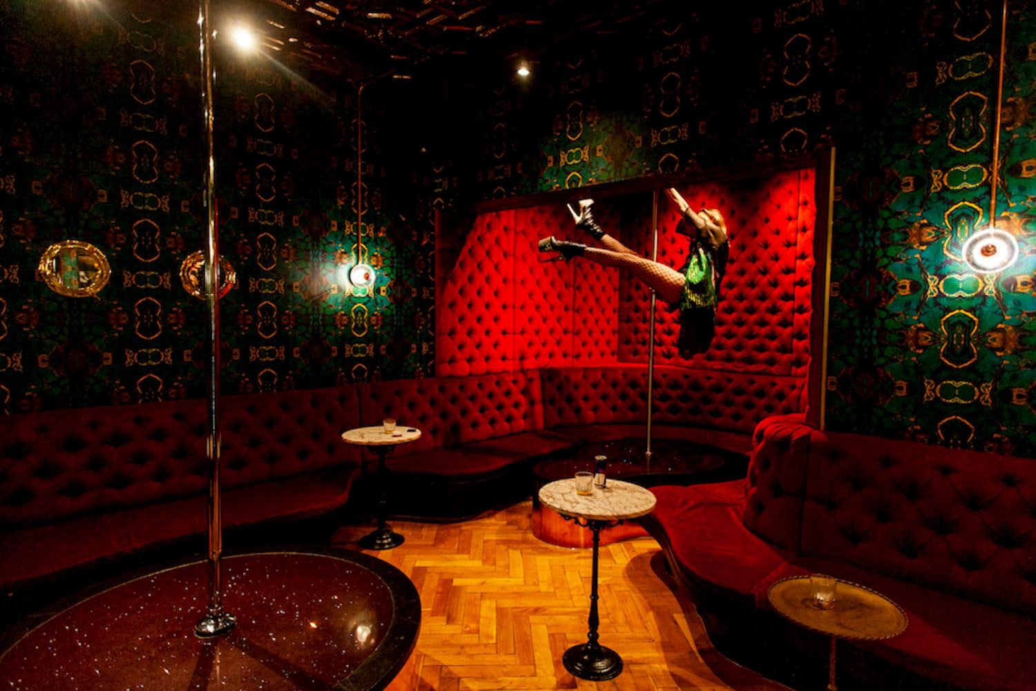 BonTon is geen tietenbar maar een chique stripclub | Het Parool