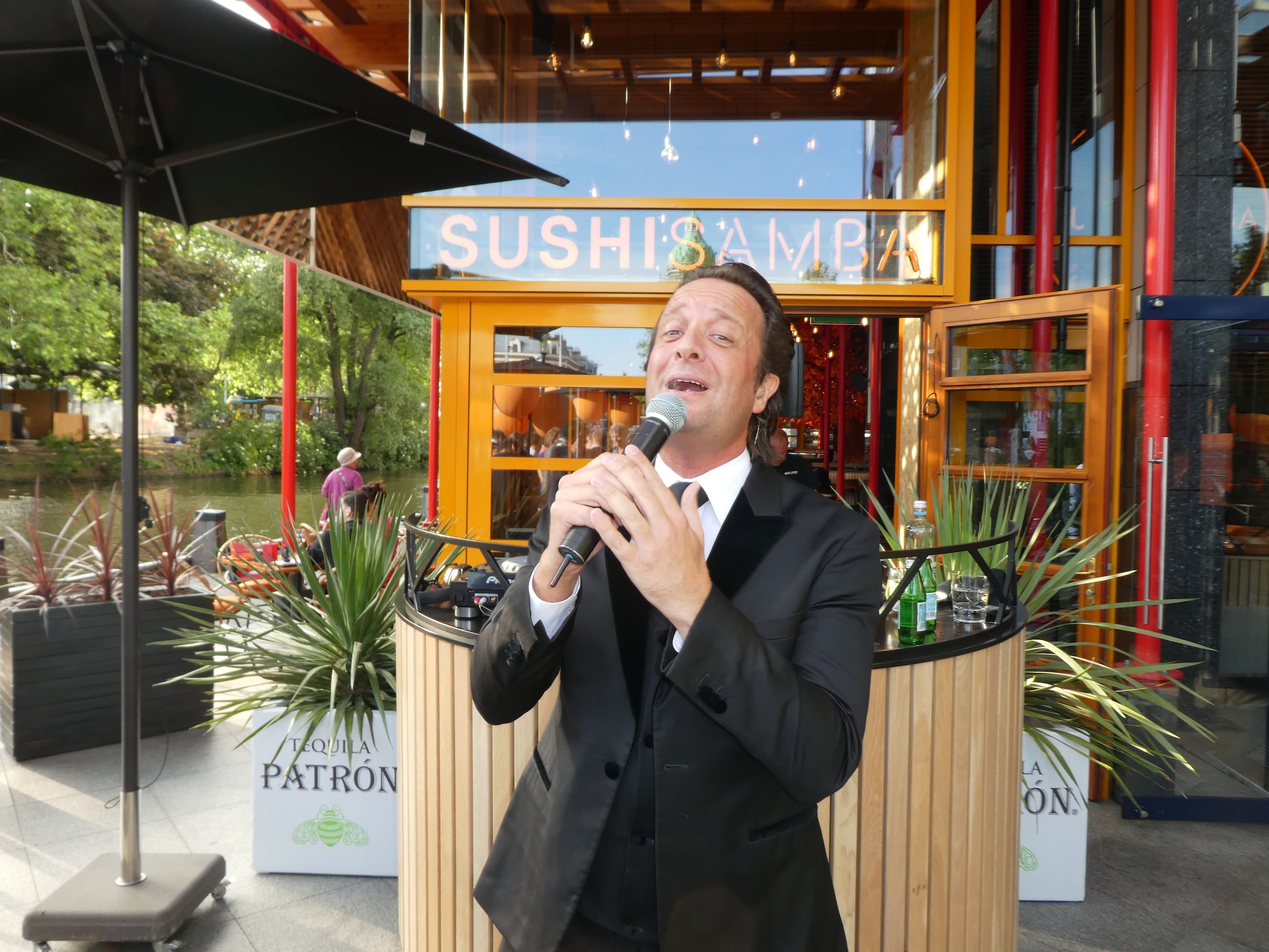 Cocktails in een mal flesje met eetbaar ­rietje | Het Parool