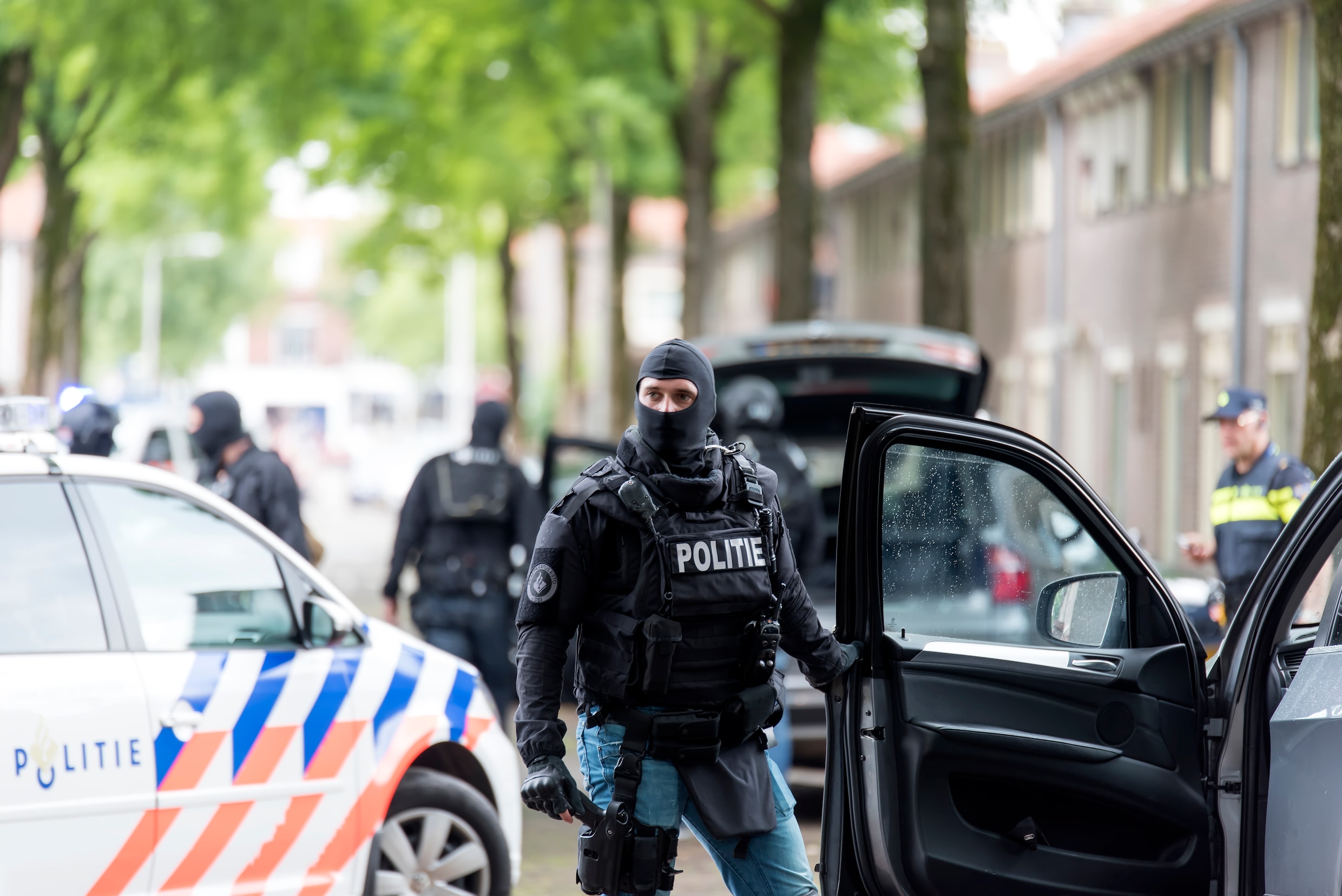 Lid arrestatieteam rijdt te hard, crimineel krijgt boete | Het Parool