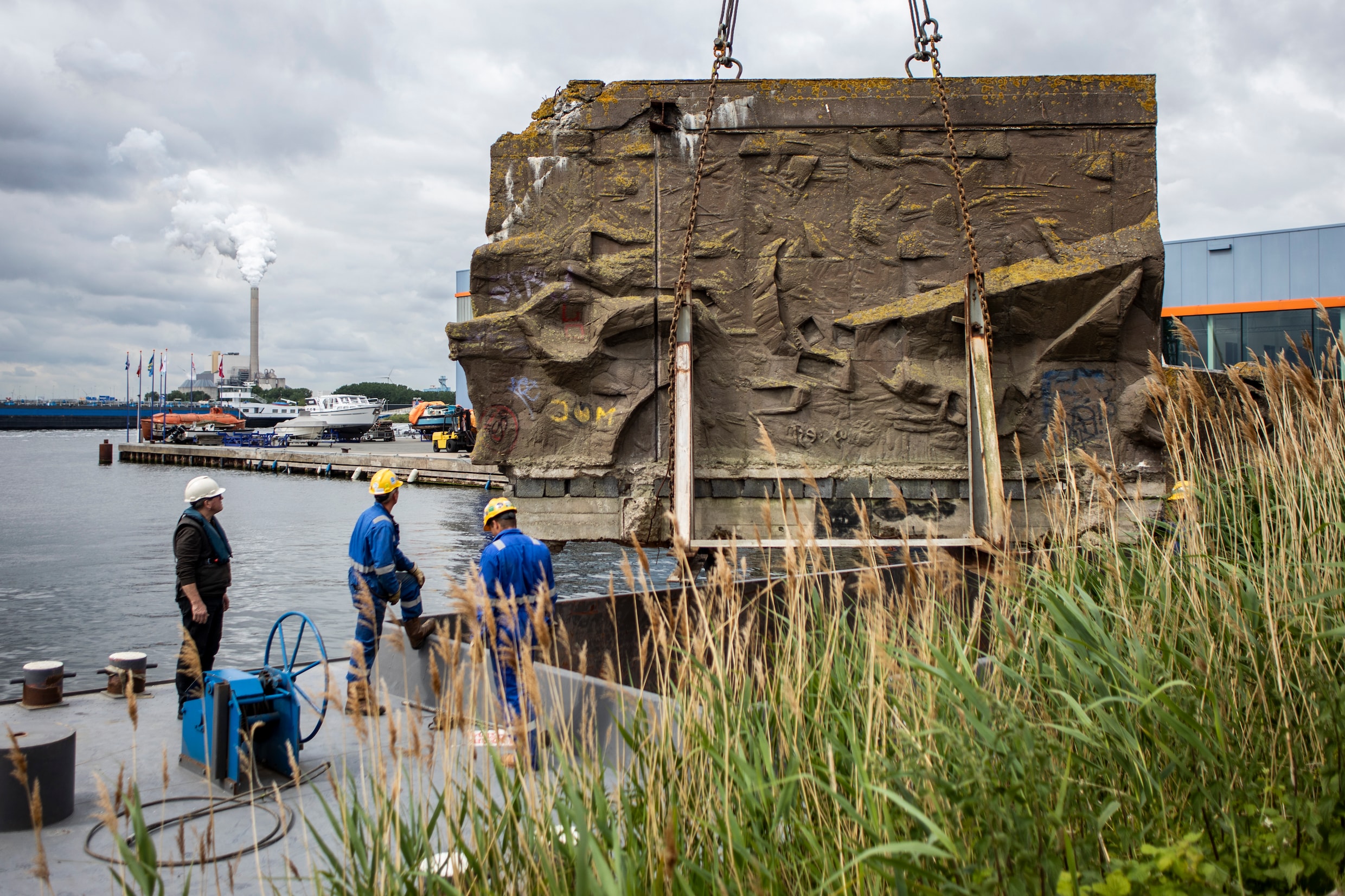 Unieke verhuizing voor wandreliëf van Pierre van Soest | Het Parool