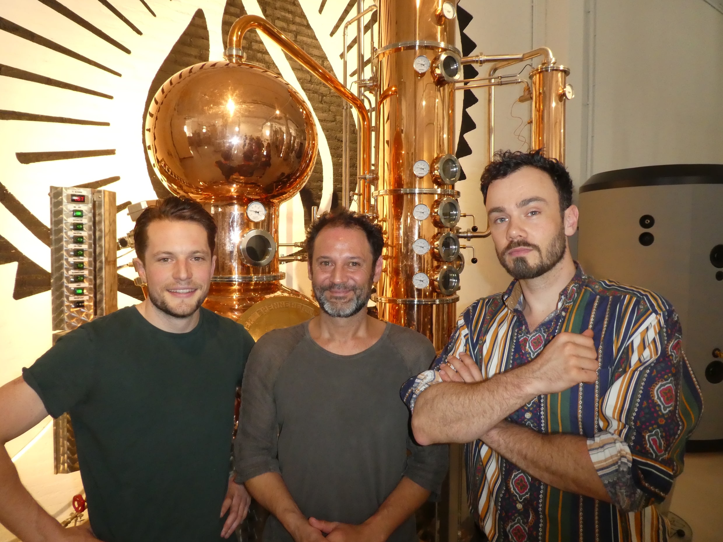 Craftsmanship in de praktijk: handmatig stickertjes plakken | Het Parool