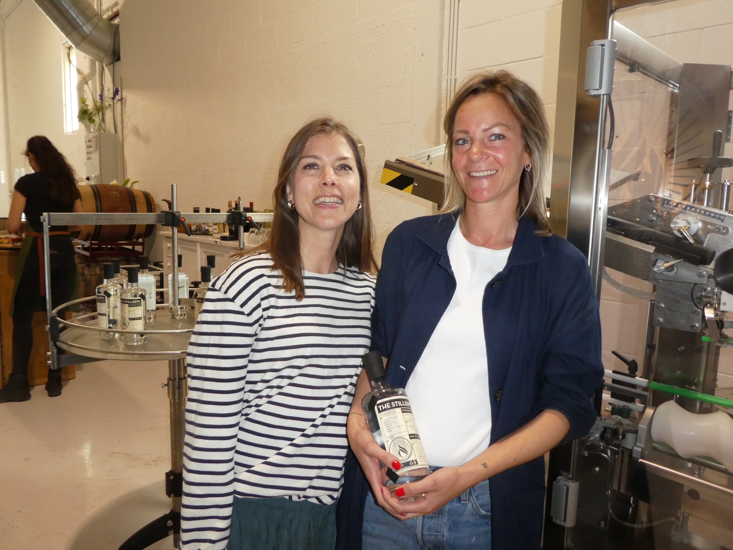 Craftsmanship in de praktijk: handmatig stickertjes plakken | Het Parool