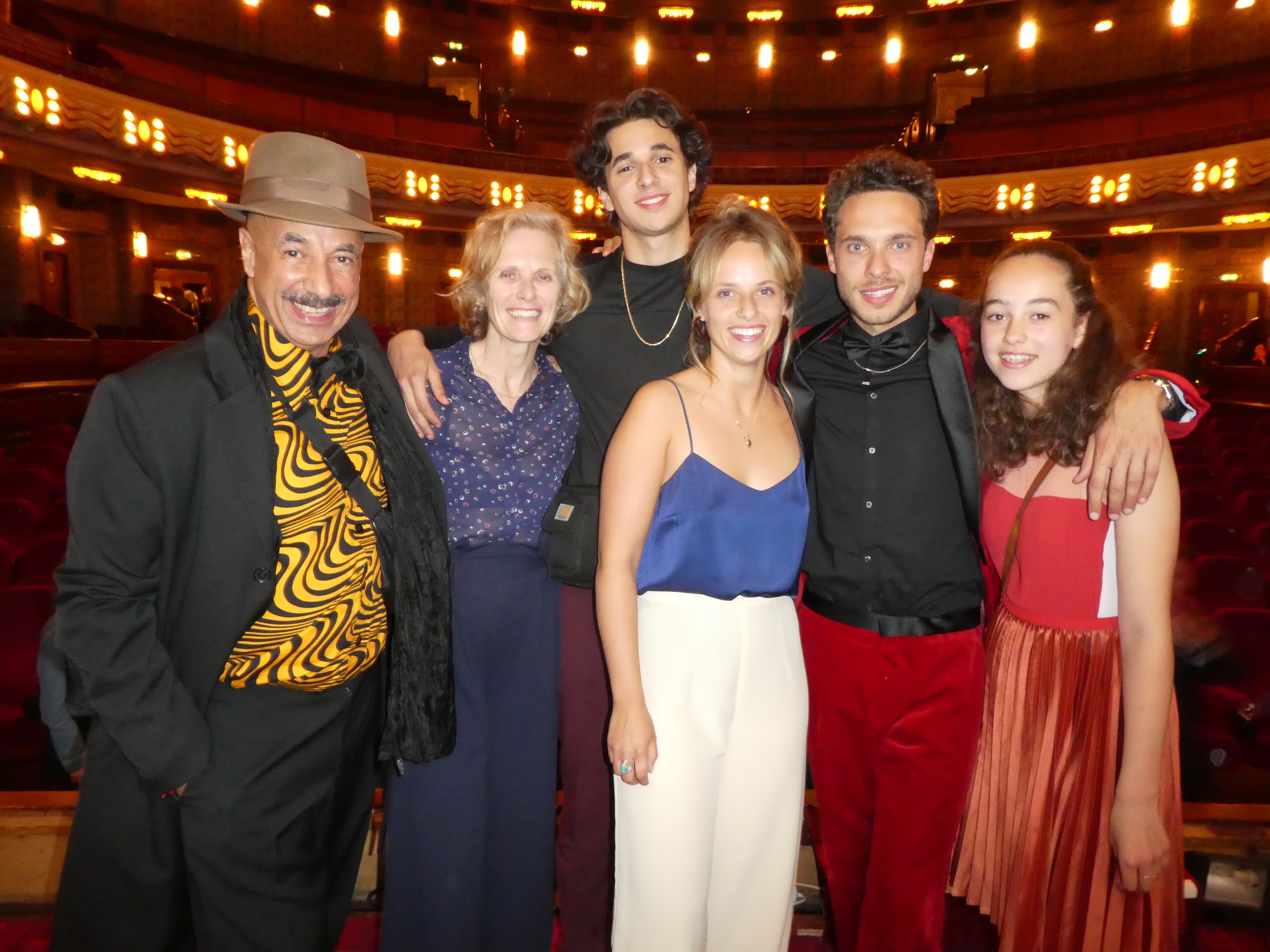 Met een toeterende rode Canta de Tuschinski in | Het Parool