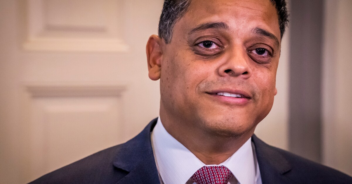 Minister Curaçao stapt op om onderzoek belangenverstrengeling | Het Parool