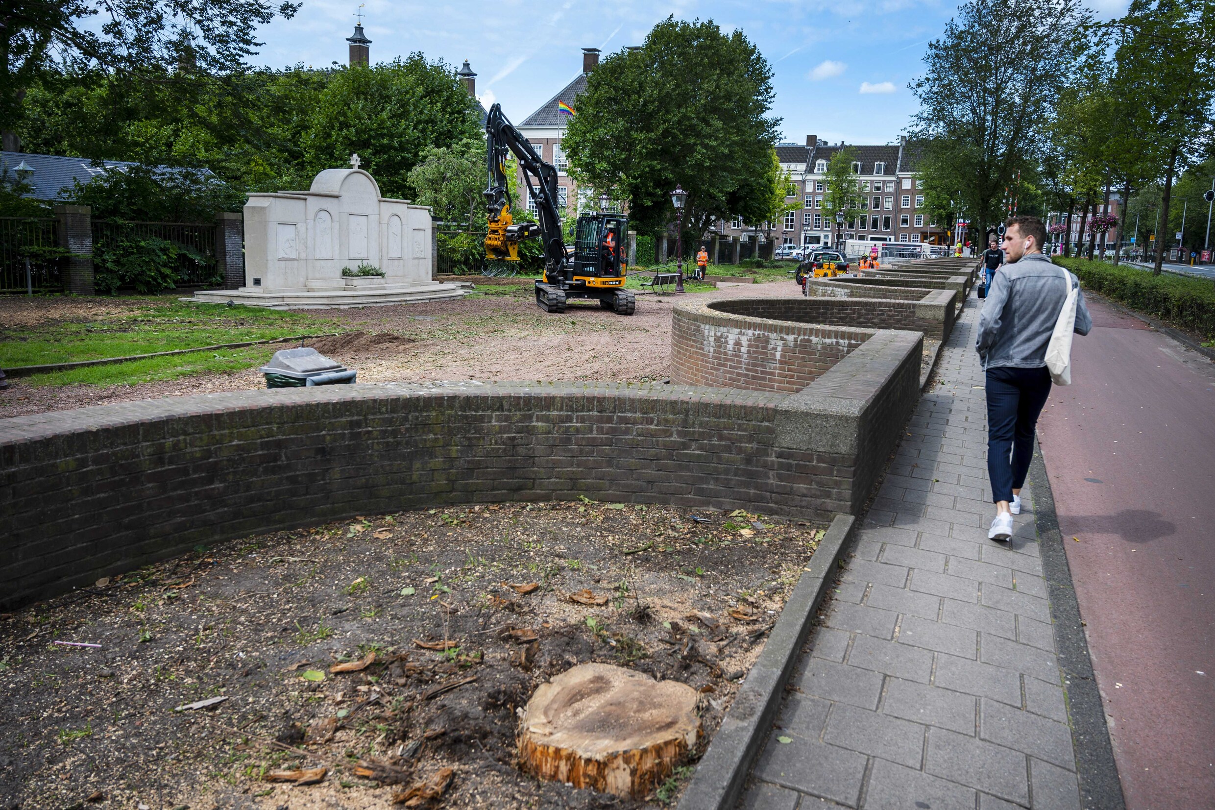 Na jaren strijd maakt bomenkap plek voor bouw Namenmonument | Het Parool