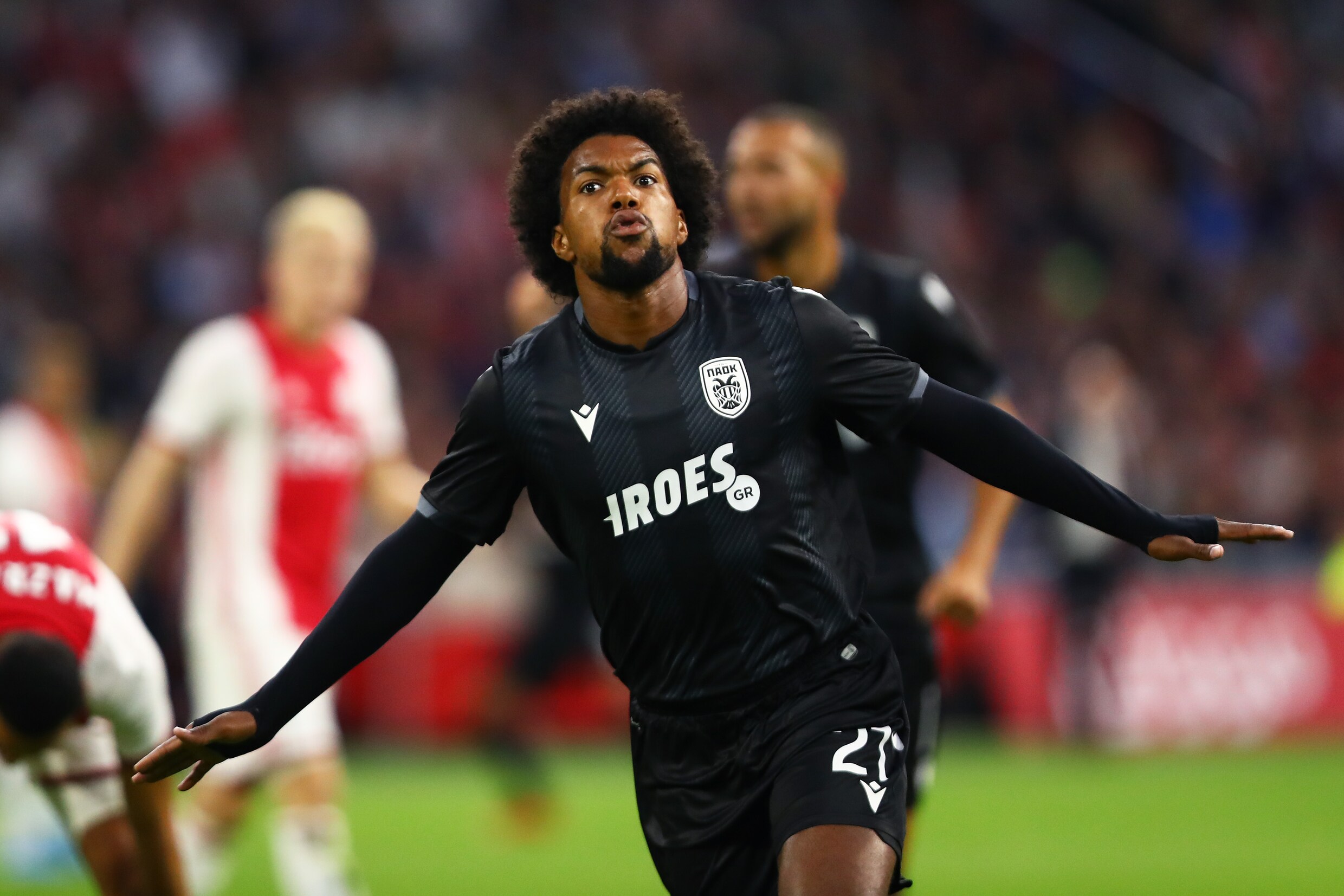 Een worsteling en drie penalty’s later treft Ajax Apoel in de play-offs | Het Parool