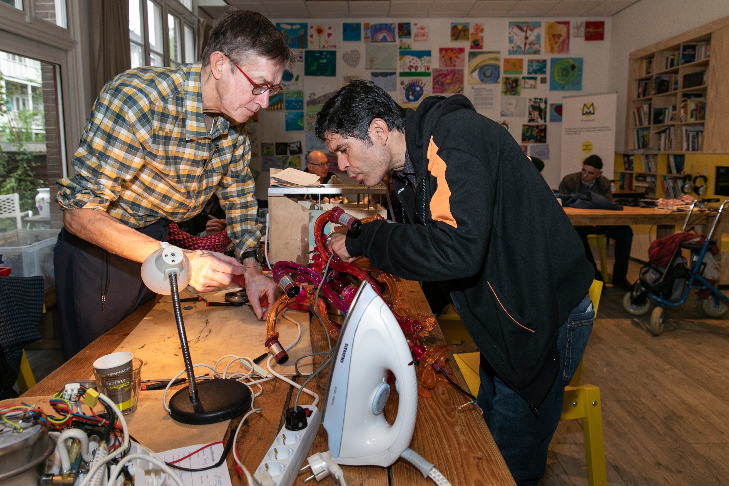 Amsterdammers willen hun kapotte spullen best repareren, maar botsen op ...