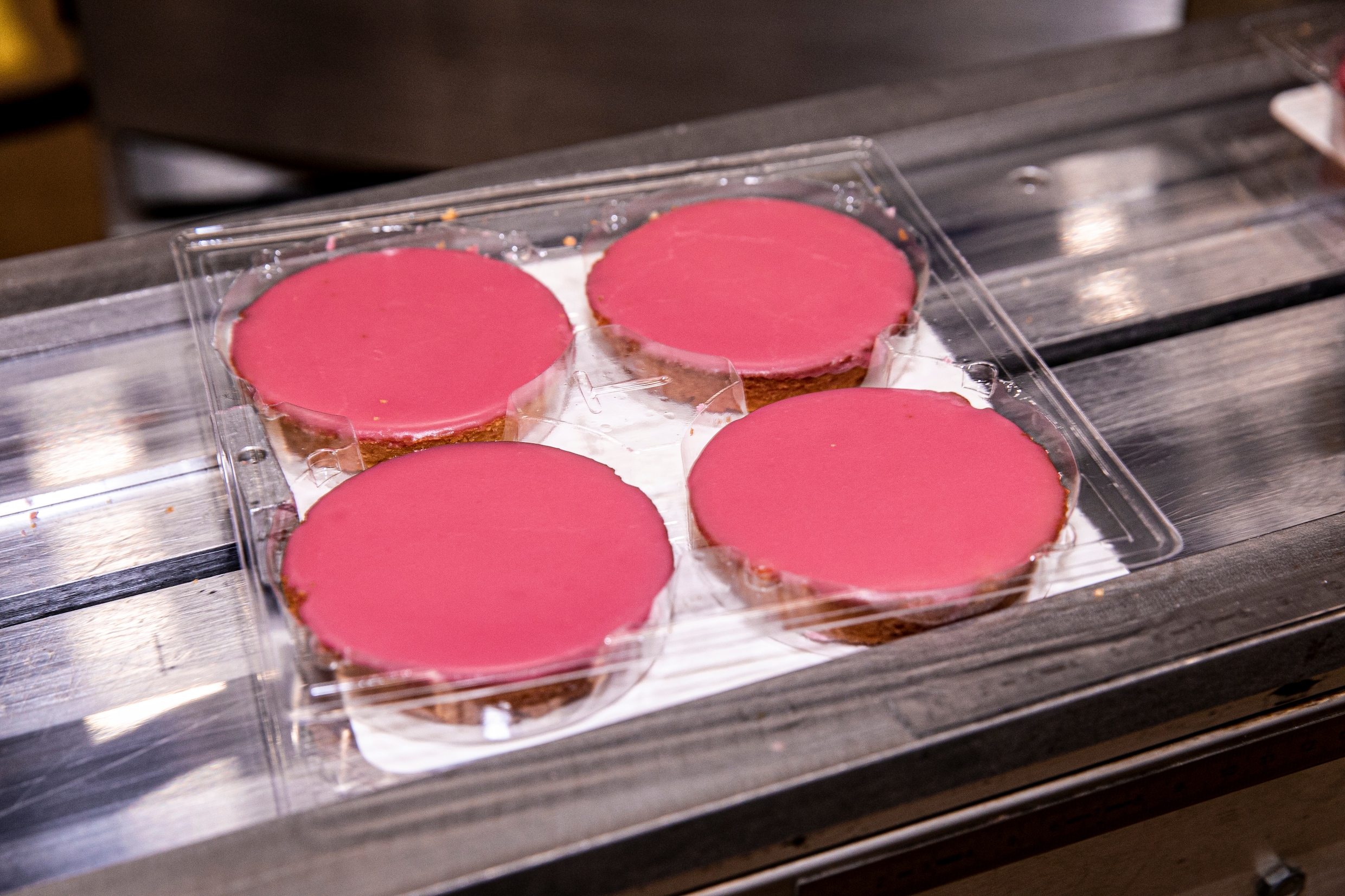 Het succes van de onverwoestbare kantineklassieker: de roze koek | Het ...