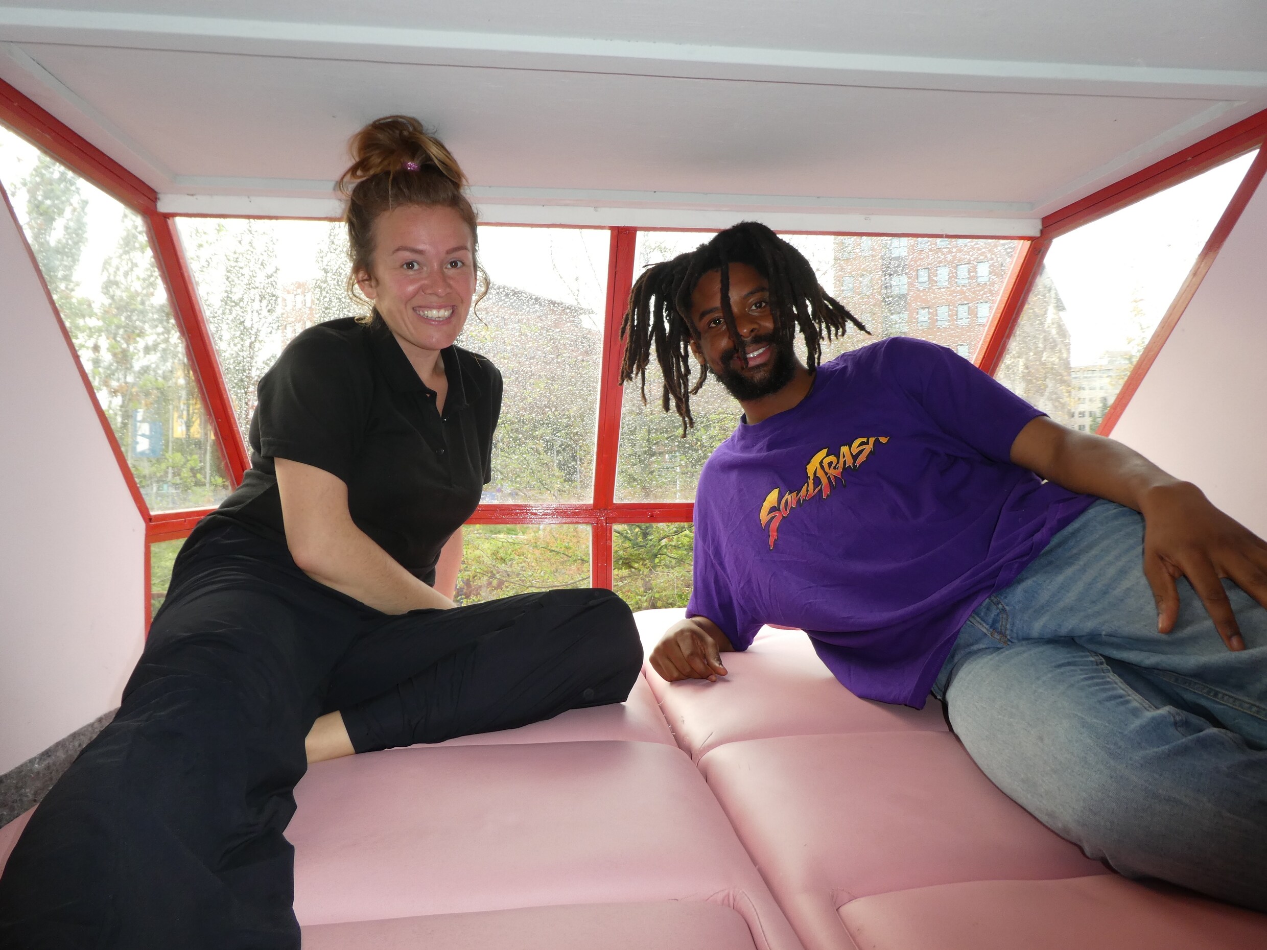 Work hard, relax fast. Met of zonder billenmassage | Het Parool