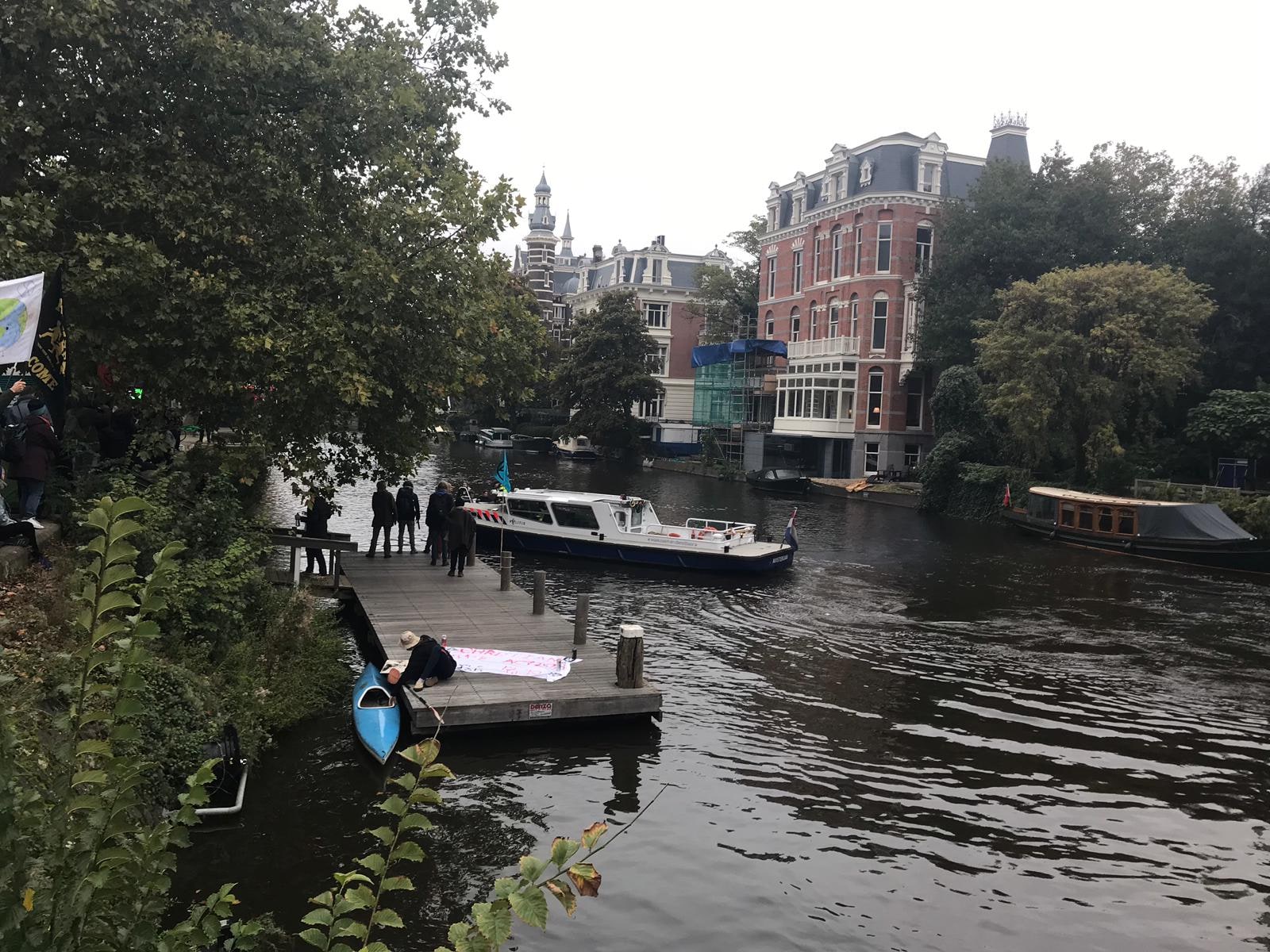 Lees terug: bijna duizend klimaatactivisten blokkeerden Stadhouderskade ...