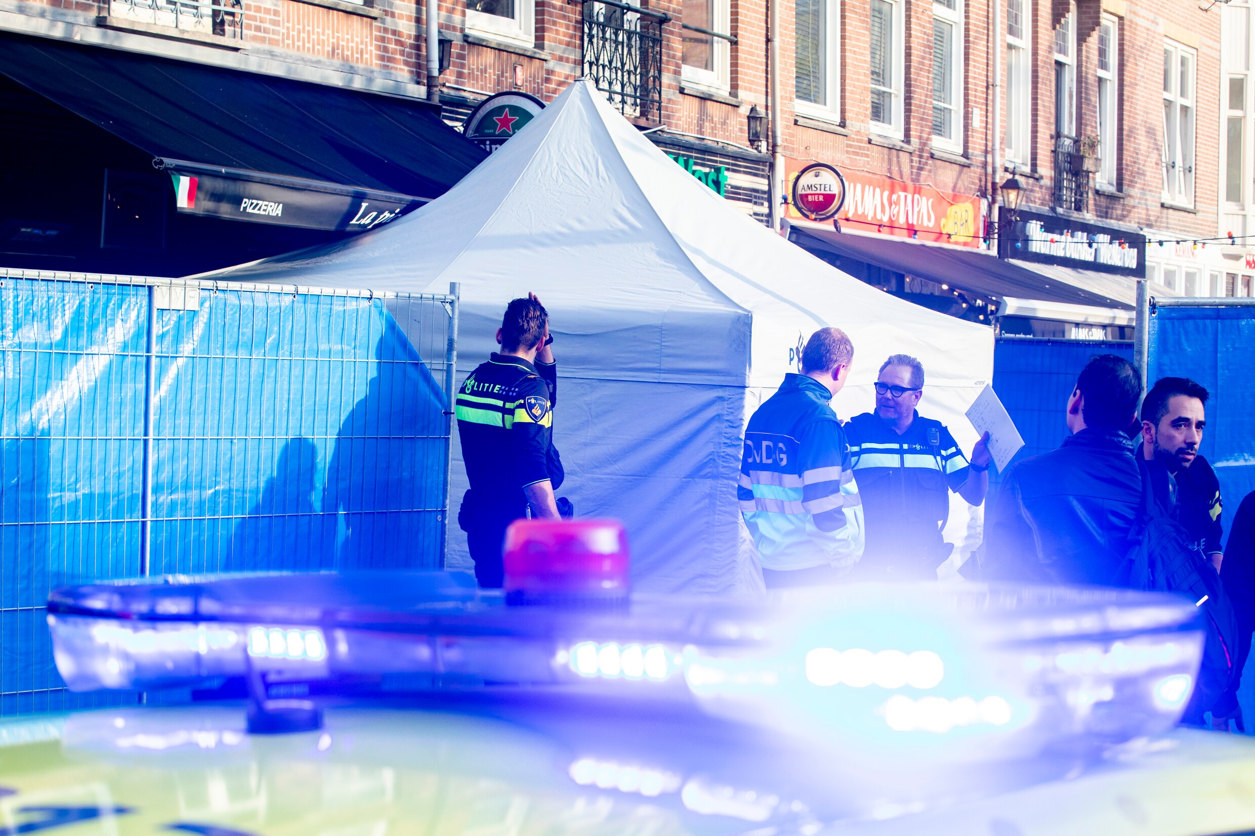 Dode en zwaargewonde bij schietpartij in West, verdachte aangehouden | Het Parool