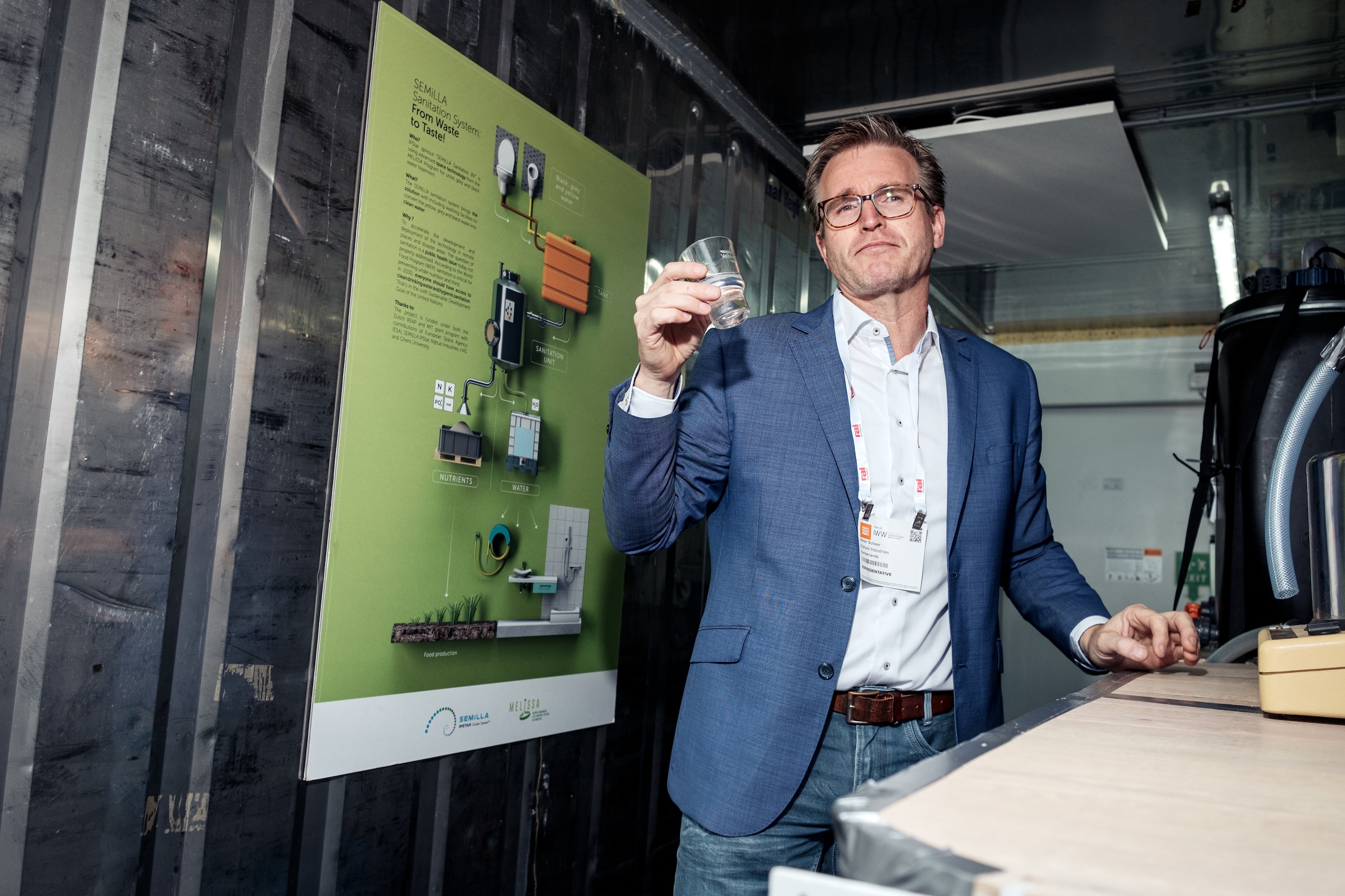 Plas van uitgaanspubliek Rembrandtplein is een bron voor... thee? | Het ...