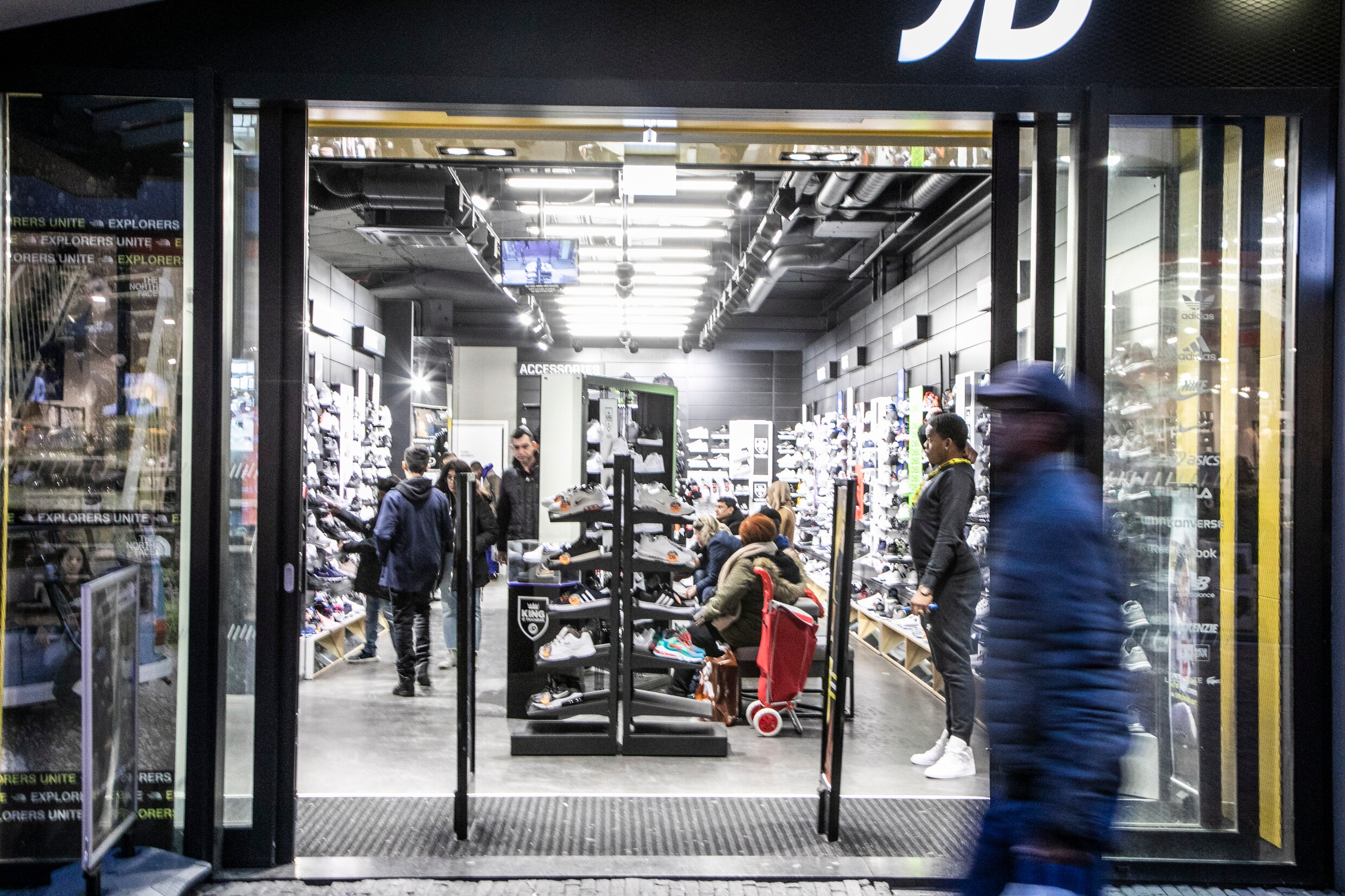 Manager JD Sports opgepakt om racisme | Het Parool